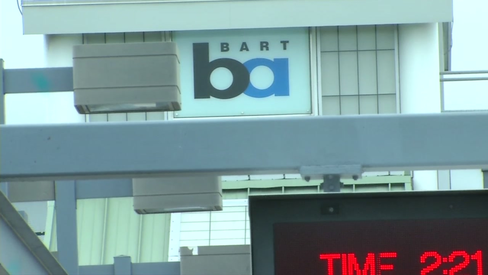 Police work to ID teens who robbed, beat passengers on Oakland BART ...