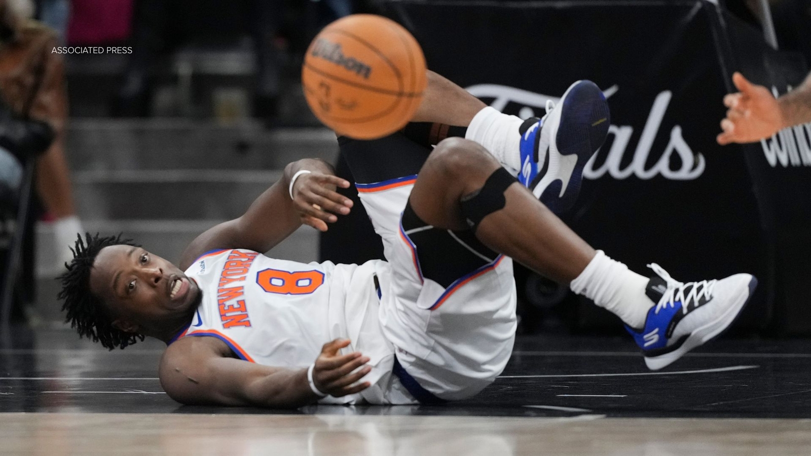 Spurs close 1st quarter with 8-point lead over the Knicks - ABC7 New York