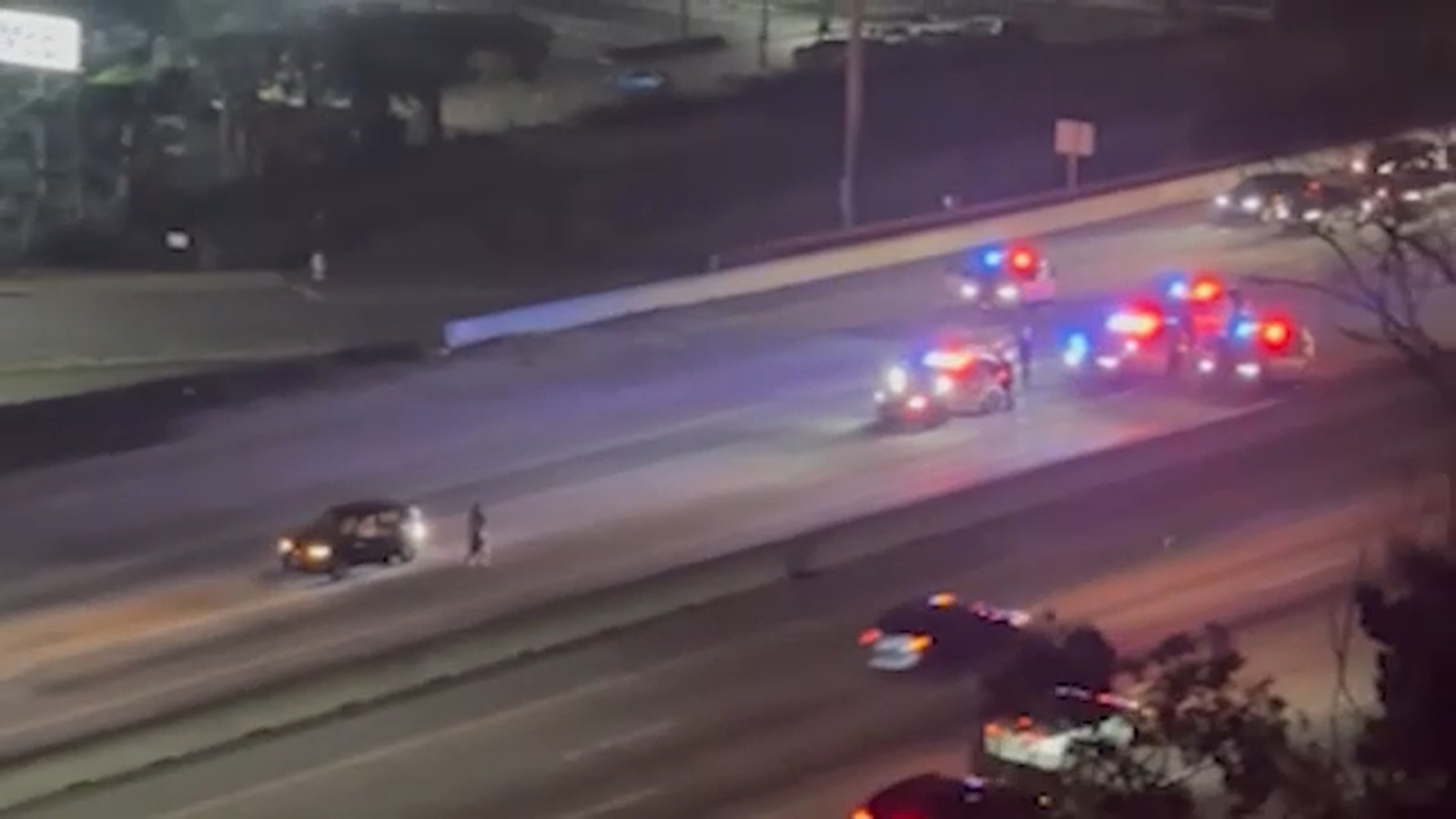 Reabre el freeway 405 casi 8 horas después de que la policía baleara a ...