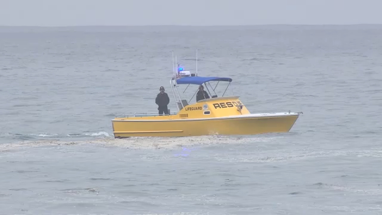 Sigue búsqueda de niña tras ser arrastrada al mar junto a su madre y ...