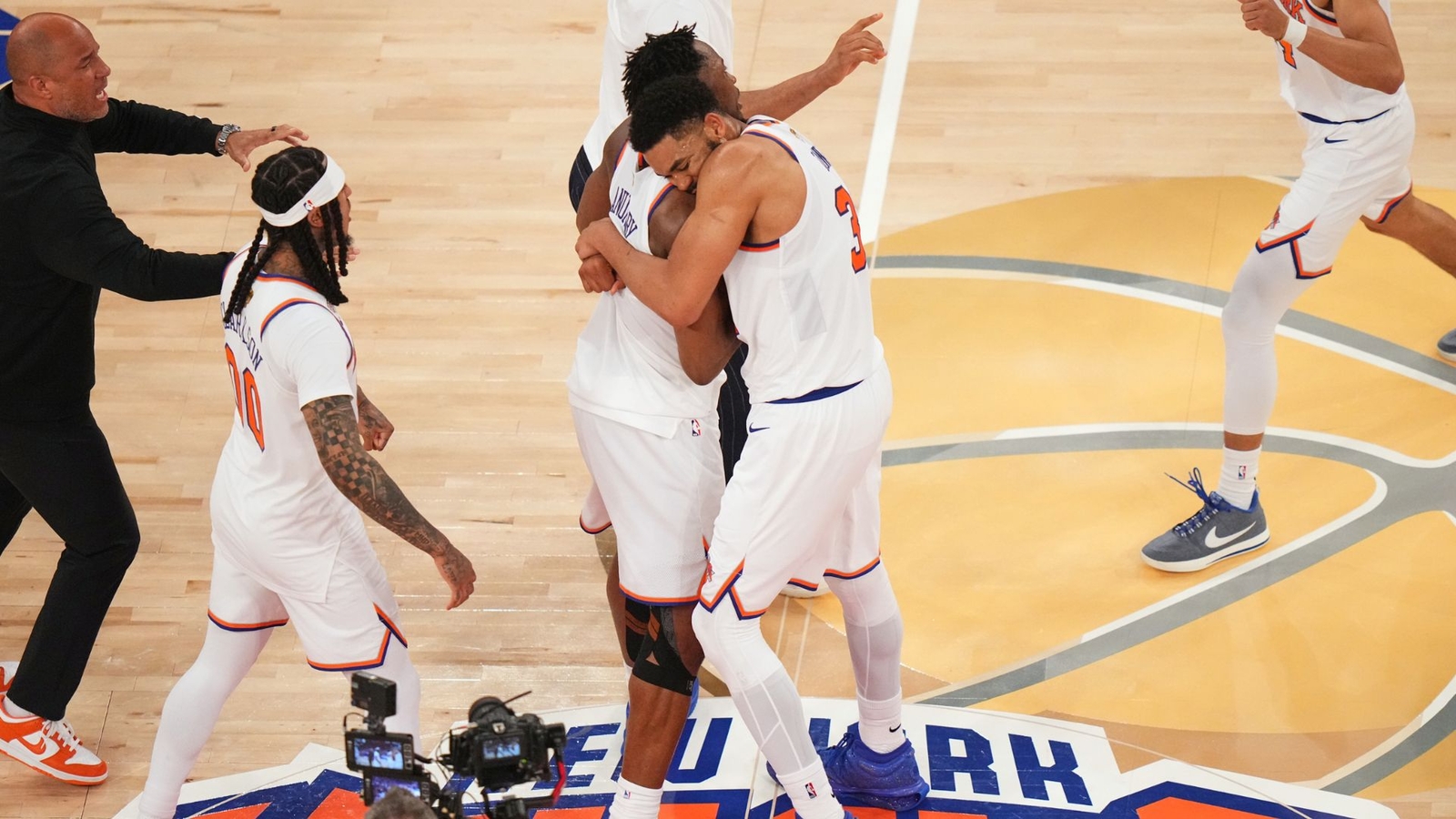 Knicks show signs of life in the 3rd quarter, cut deficit to 15 - ABC7 ...