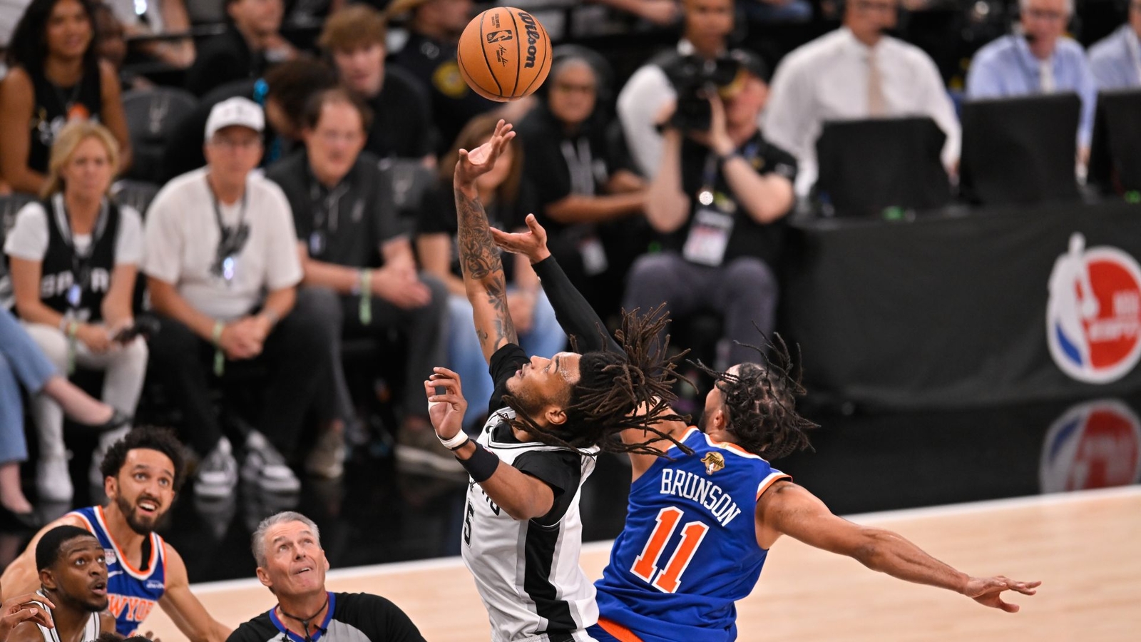 Spurs 42 Knicks 37 at the half - ABC7 New York