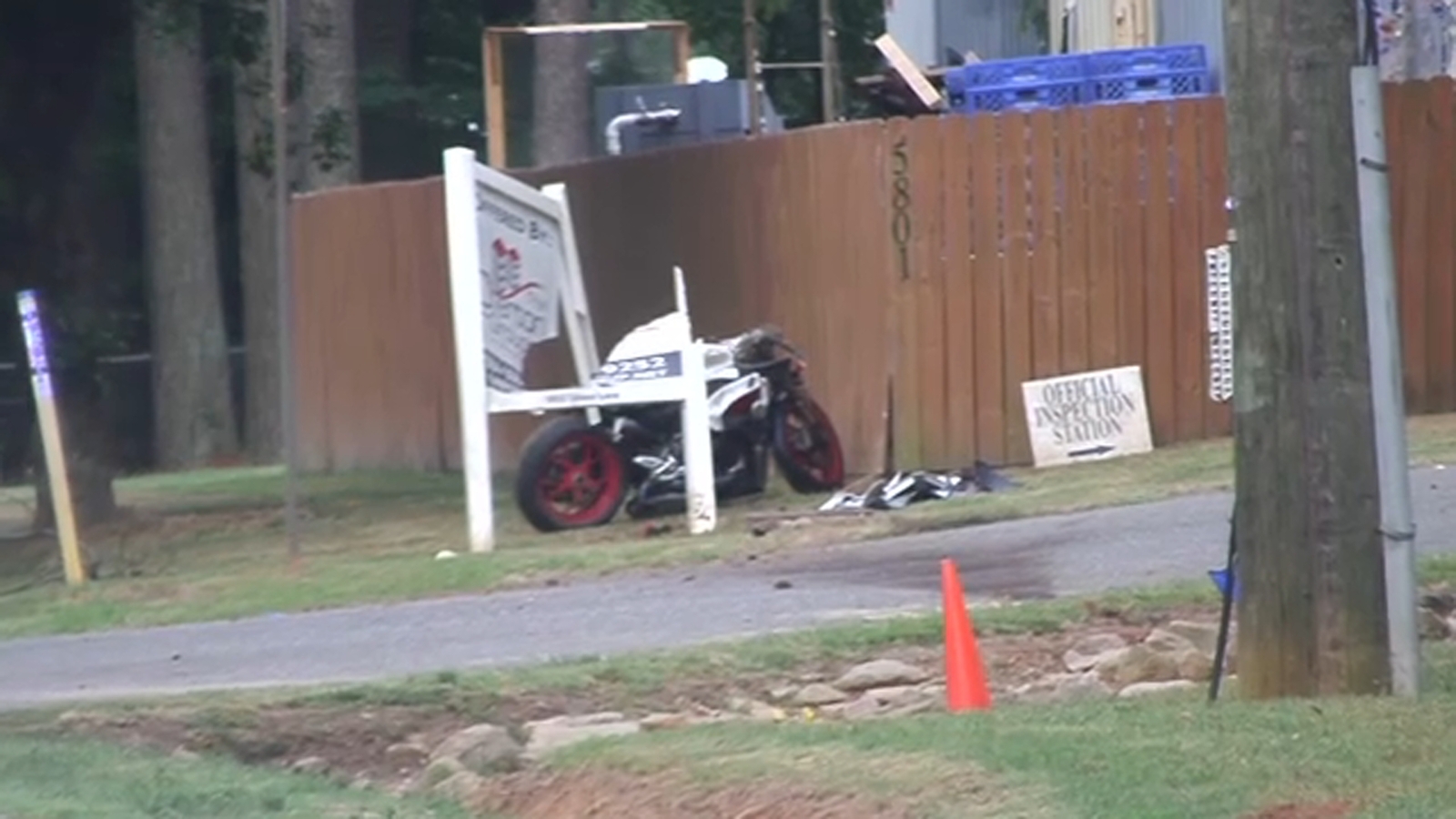 Motorcycle crash leaves 1 man dead in Raleigh, police say - ABC11 ...