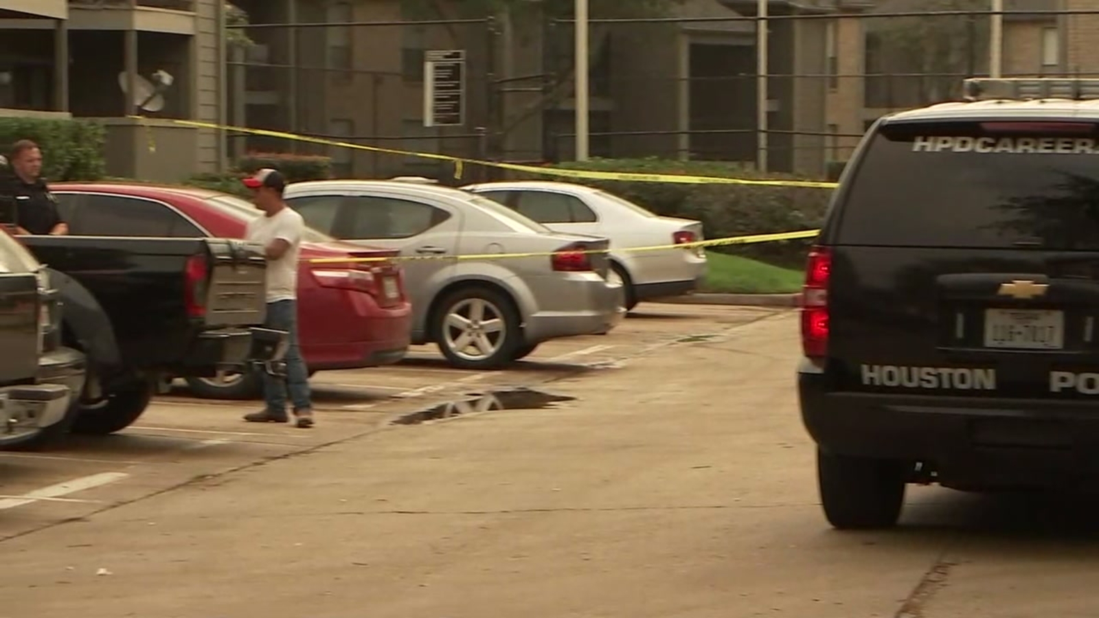 Man shot in head after robbery outside west Houston apartments - ABC13 ...