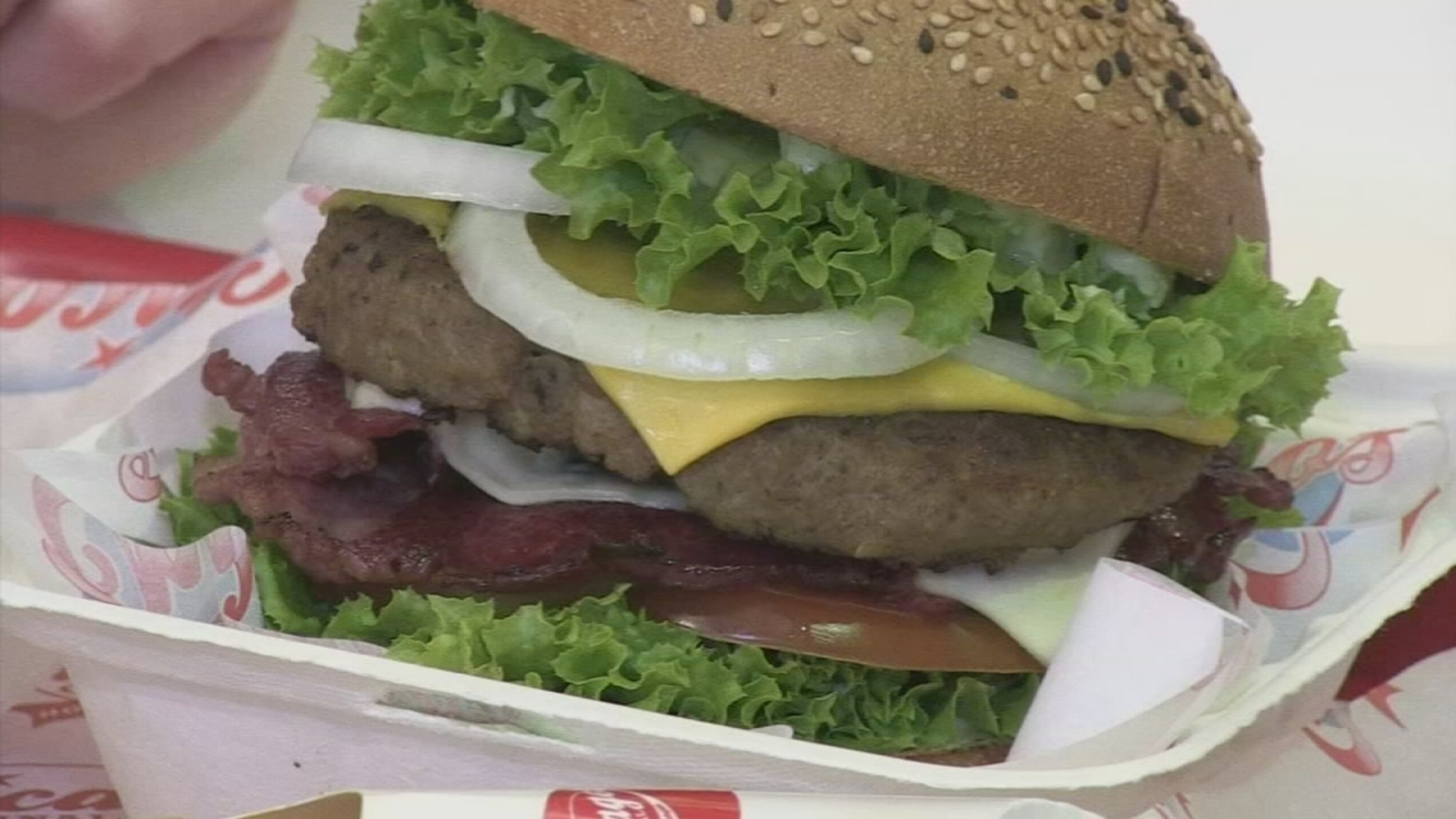Extra Course: Chicago-style burgers in Dubai - ABC7 Chicago
