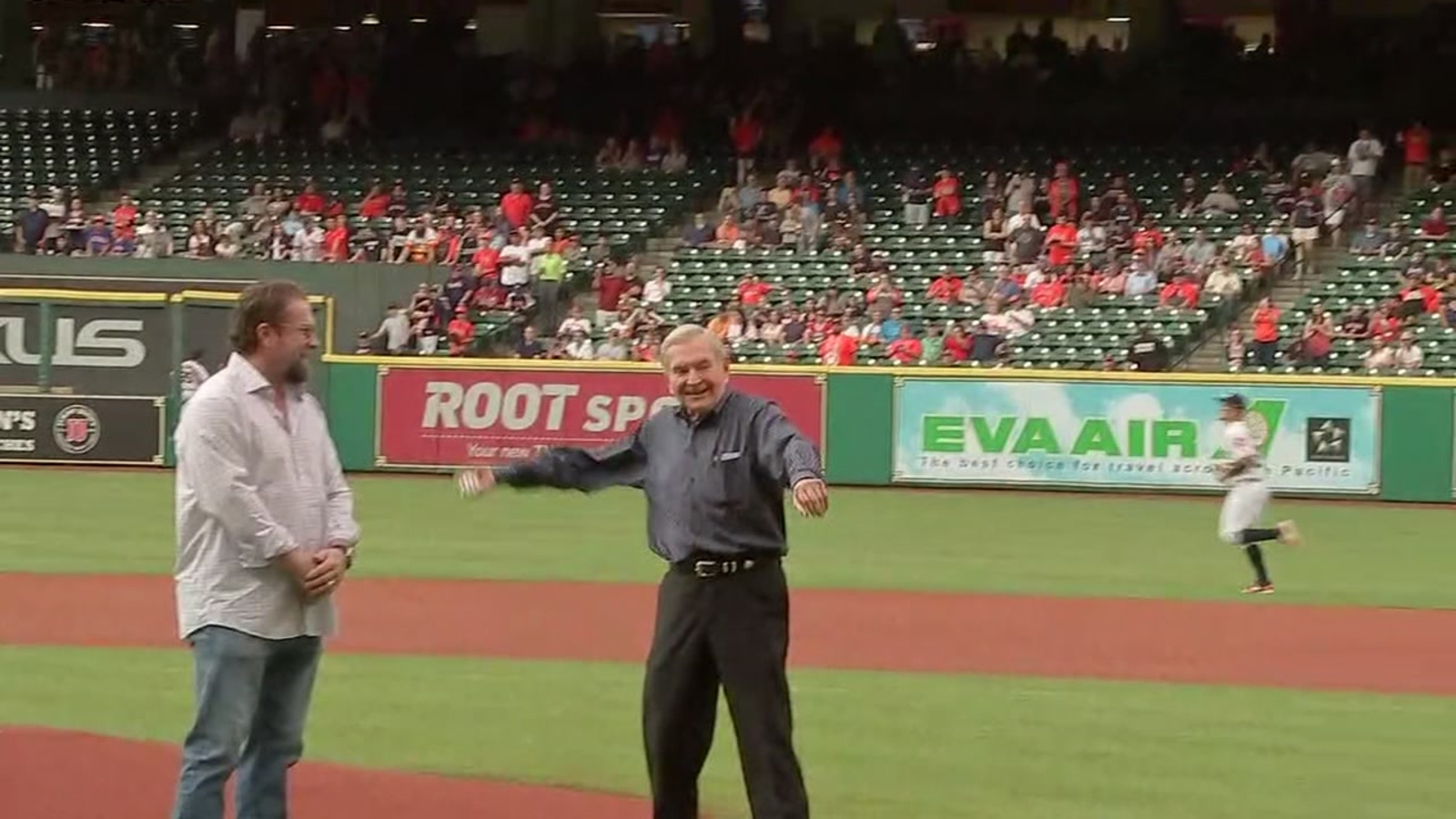 Dave Ward throws out first pitch at Astros game - ABC13 Houston