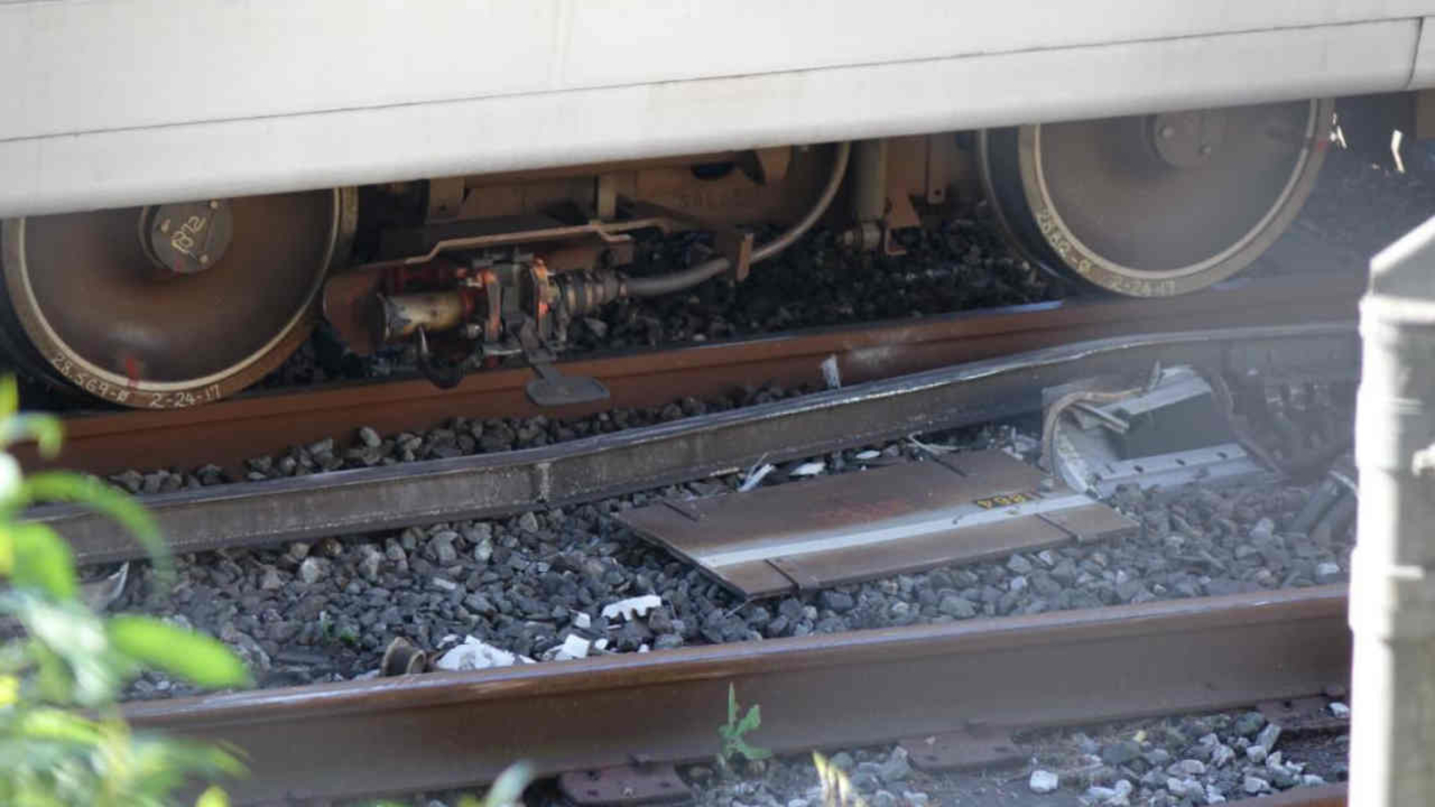 Fire, police officials respond to BART train derailment in Daly City ...