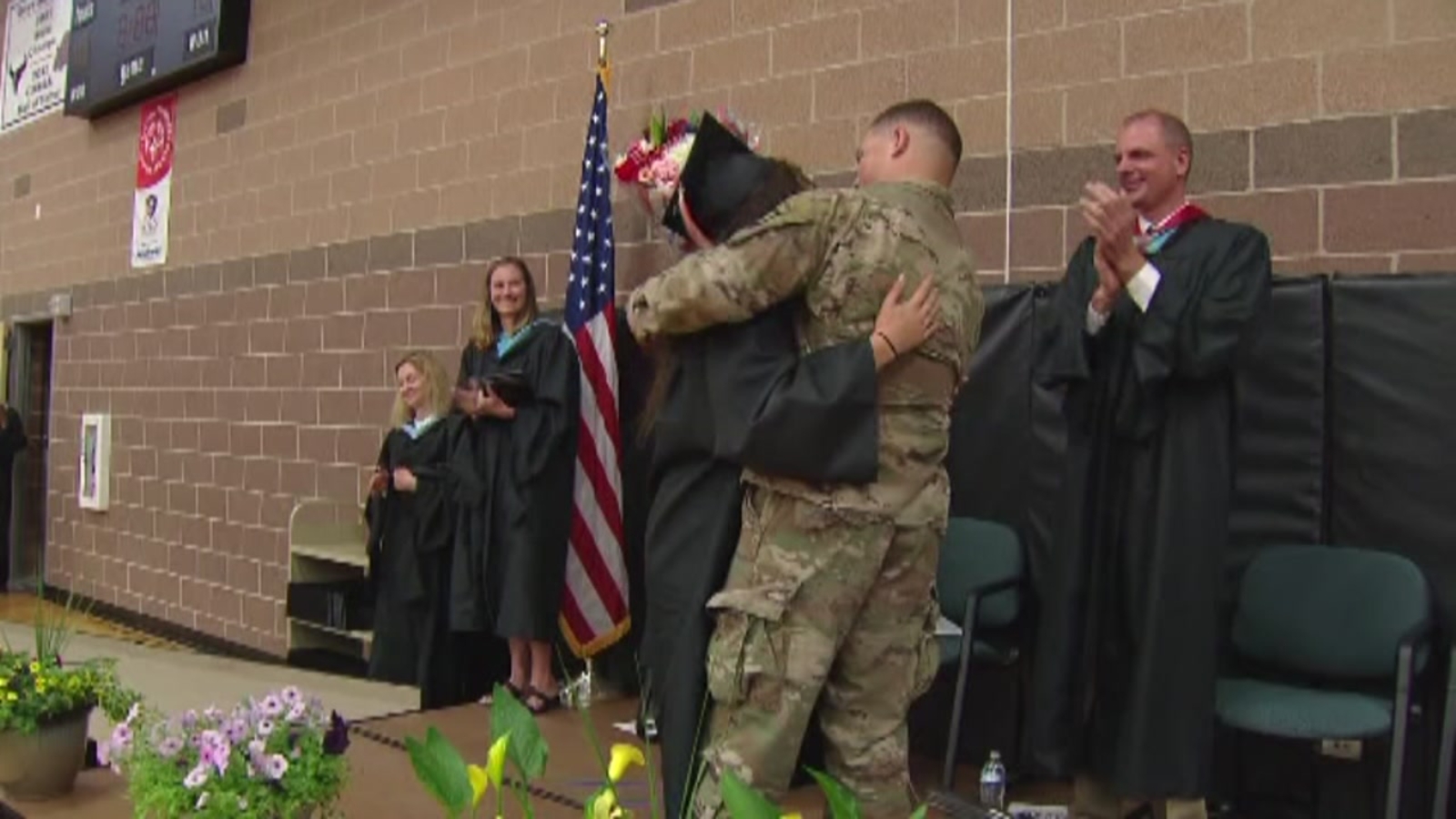Soldier surprises sister at high school graduation - ABC13 Houston