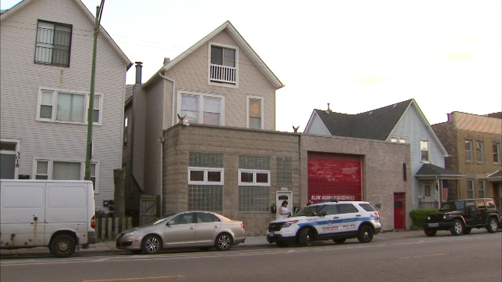 6 injured after porch collapses in Lakeview - ABC7 Chicago