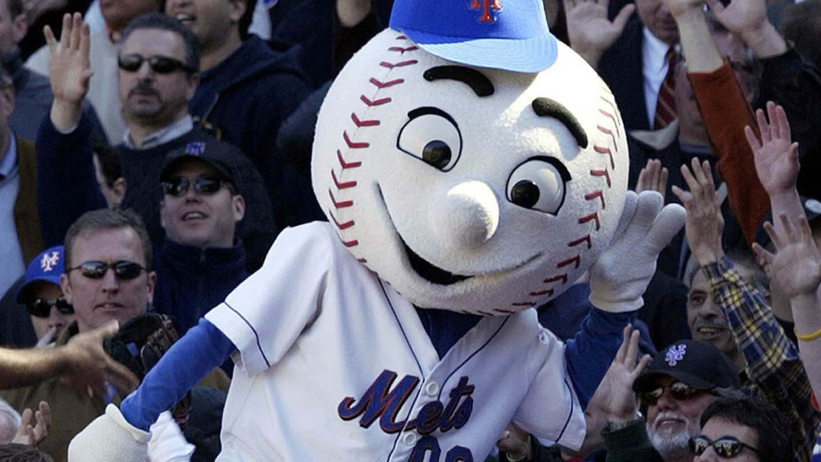 New York's Mr. Met mascot flashes "middle" finger at fan during Brewers ...
