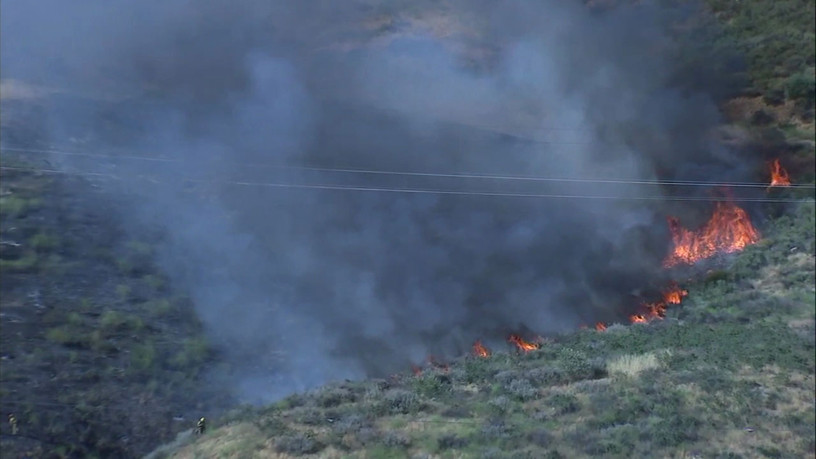 20 to 25 acre brush fire burns in Castaic - ABC7 Los Angeles