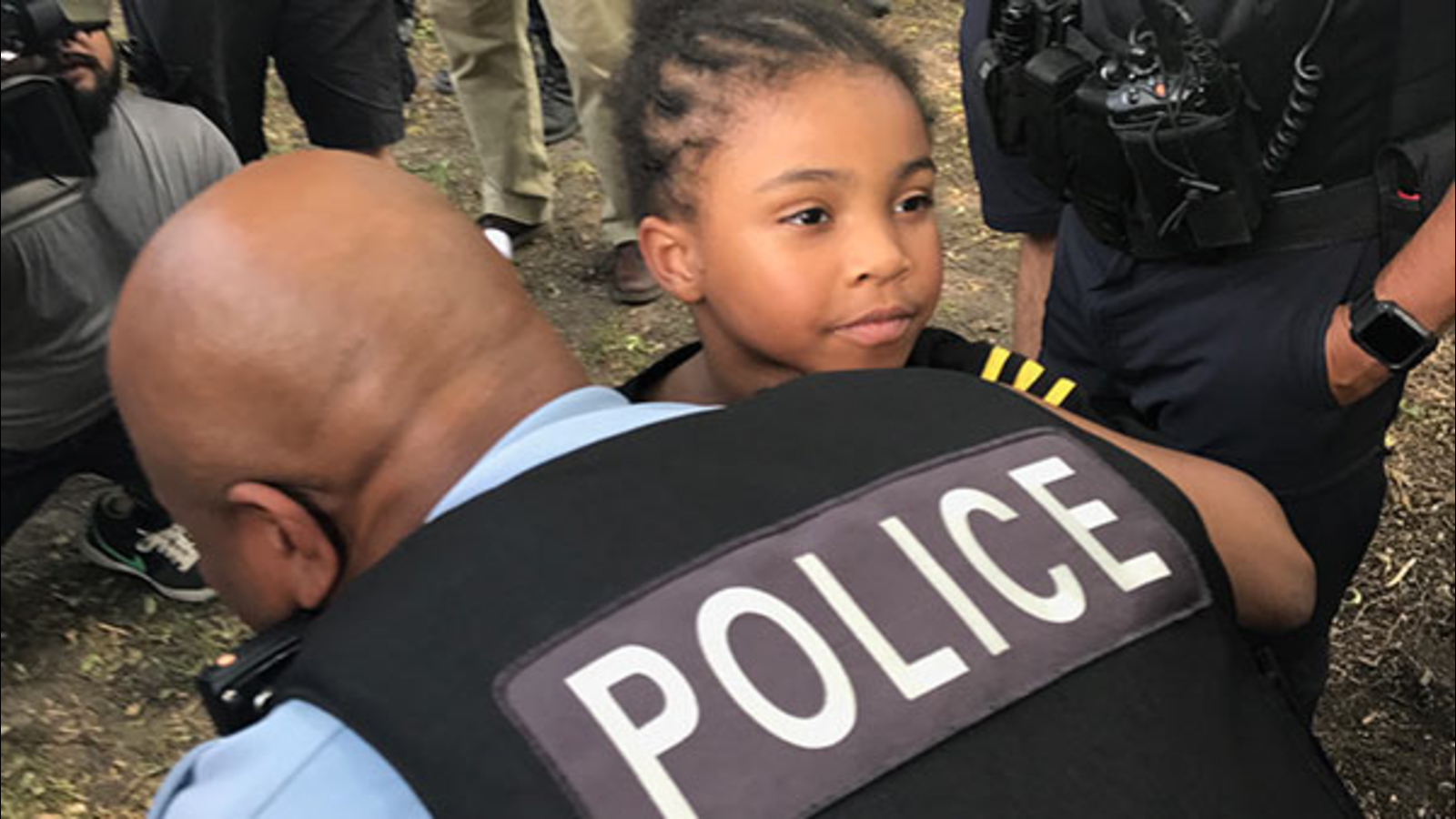 Girl, 7, visits Chicago on cross-country trip to hug police officers ...