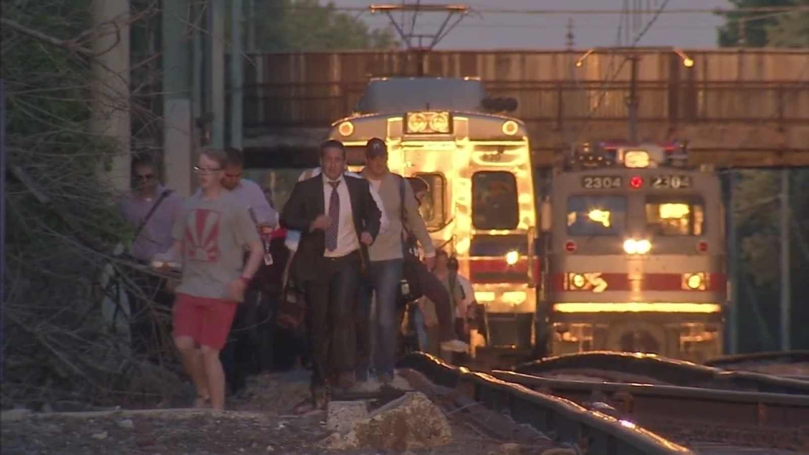 Hundreds of commuters stranded across the regional rail system - 6abc ...