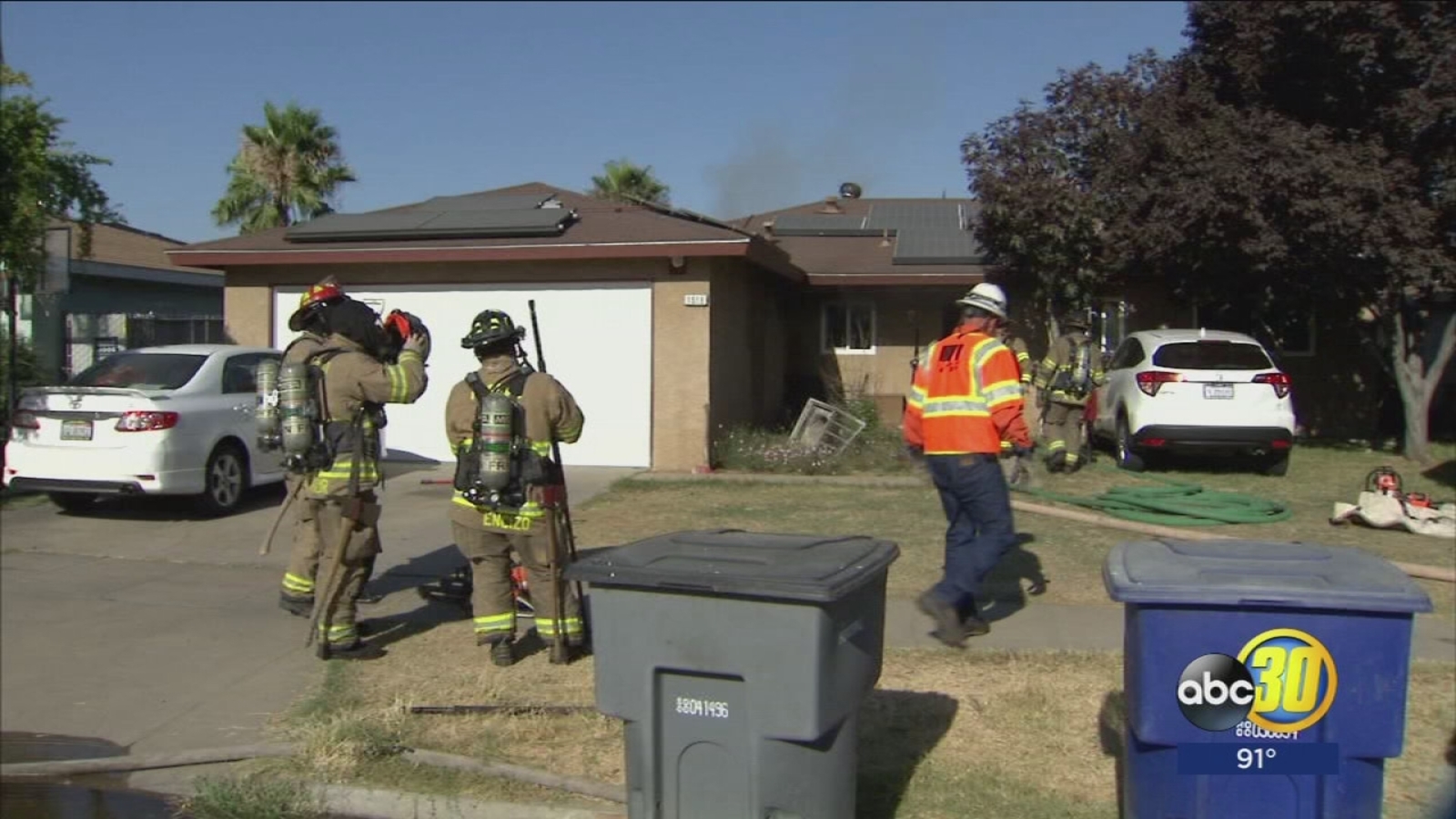 2 families displaced after fire in Central Fresno - ABC30 Fresno