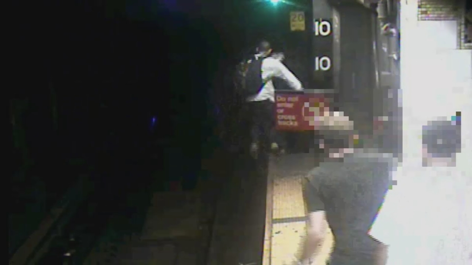 Suspected purse snatcher jumps onto Manhattan subway tracks after being ...
