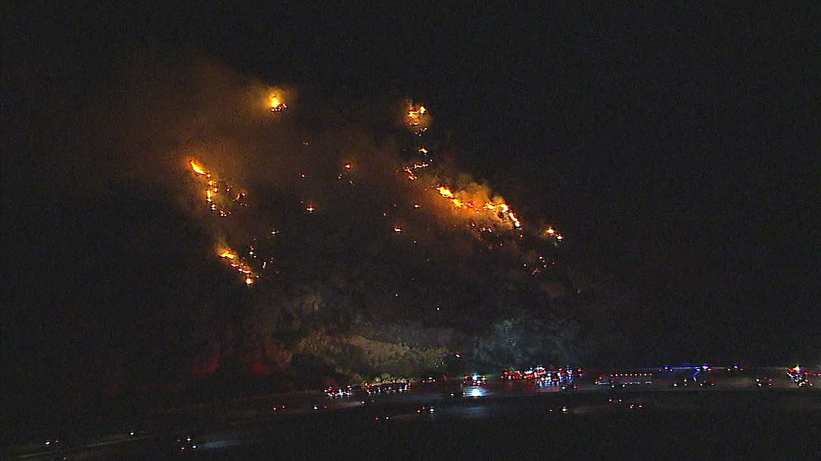 Single-car crash over side of 118 Freeway sparks fire in Simi Valley ...
