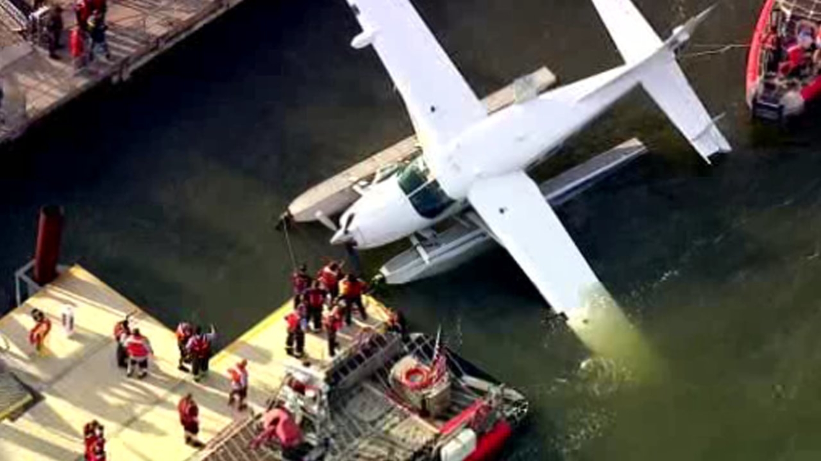 PHOTOS: Passengers rescued from disabled seaplane in East River - ABC7 ...