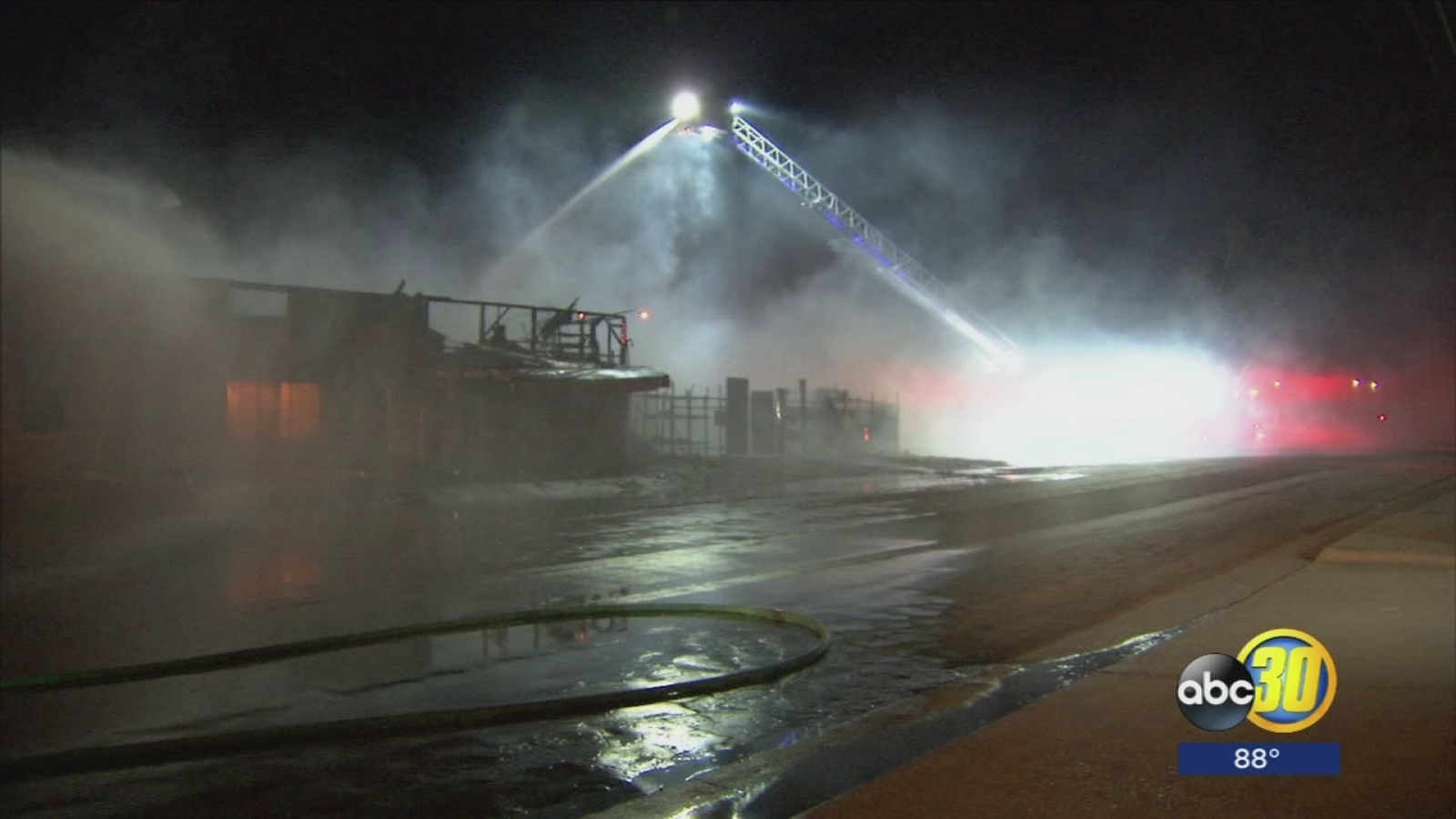2-alarm fire destroys commercial building in Southeast Fresno - ABC30 Fresno