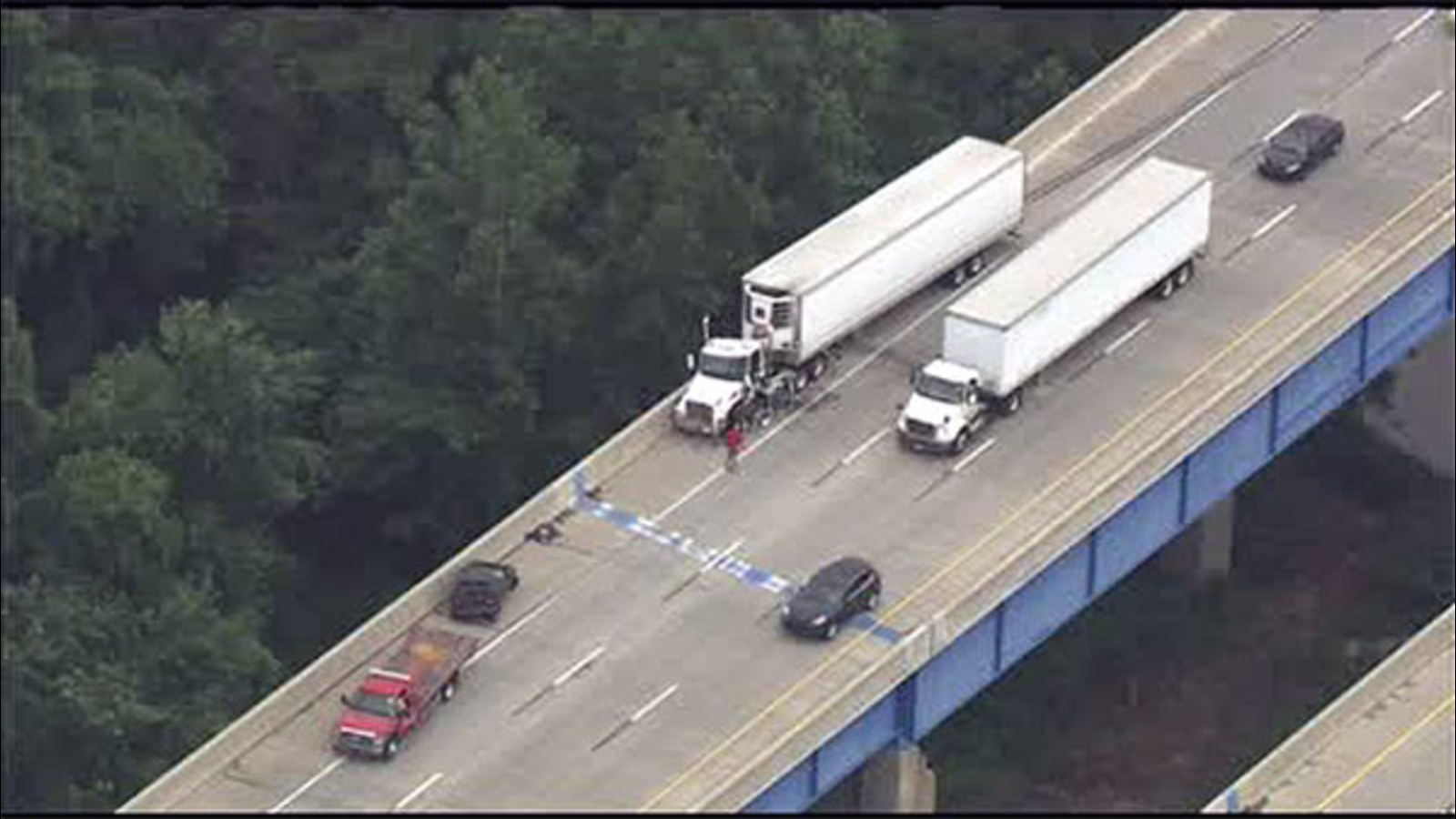 Tractor-trailer crash jams traffic on Blue Route (I-476) at I-76 in ...