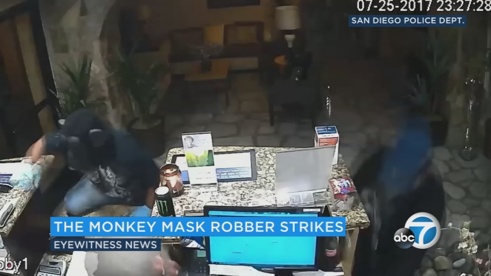 Monkey-masked robber holds up San Diego hotel - ABC7 Los Angeles