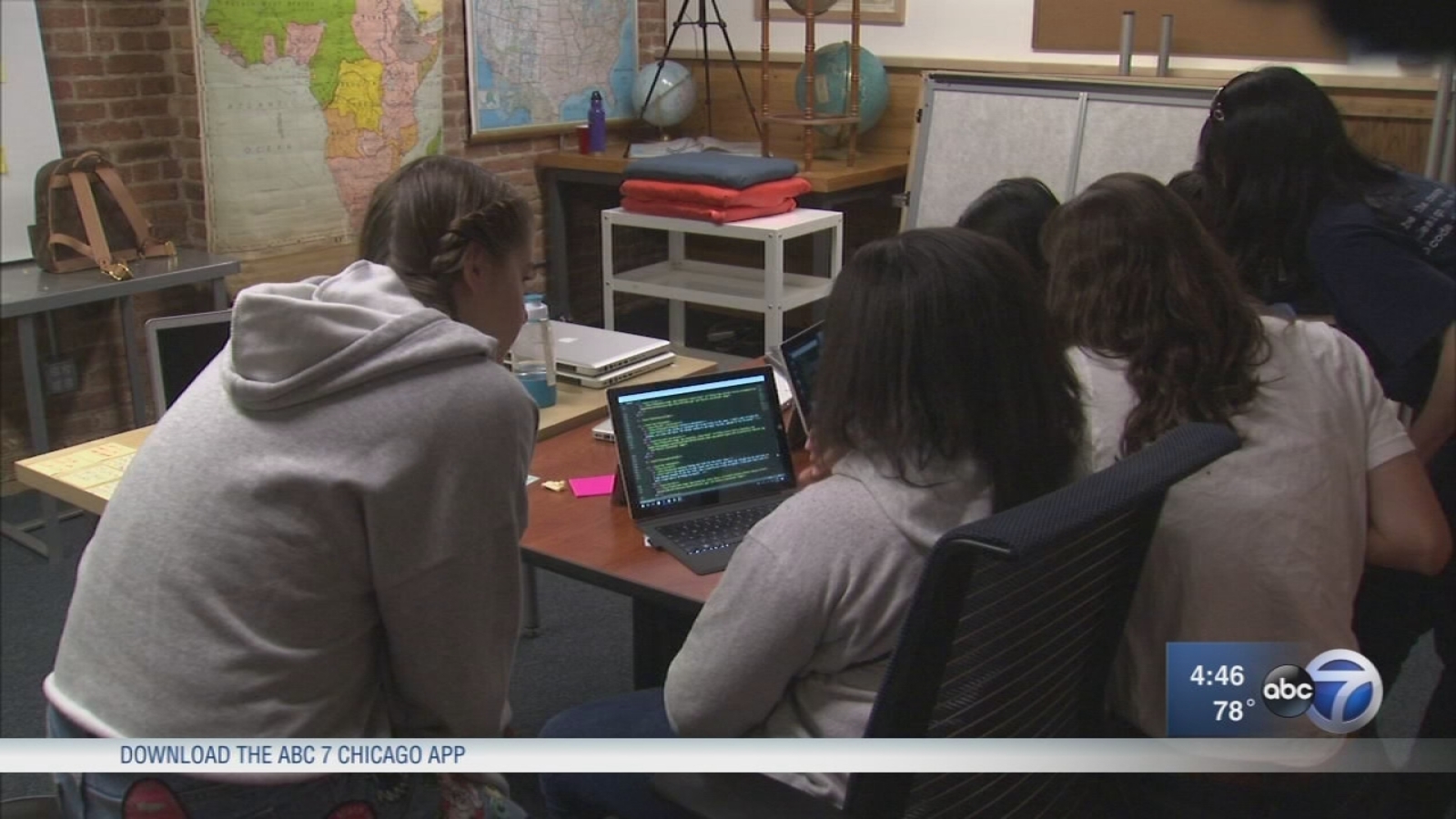 Brave Initiatives hosts coding camp for Chicago's young women - ABC7 ...