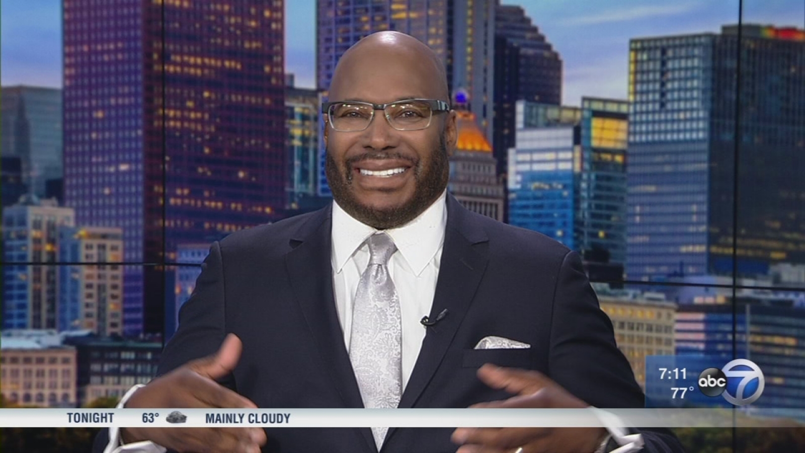 ABC7's Hosea Sanders returns to air after cancer treatment - ABC7 Chicago