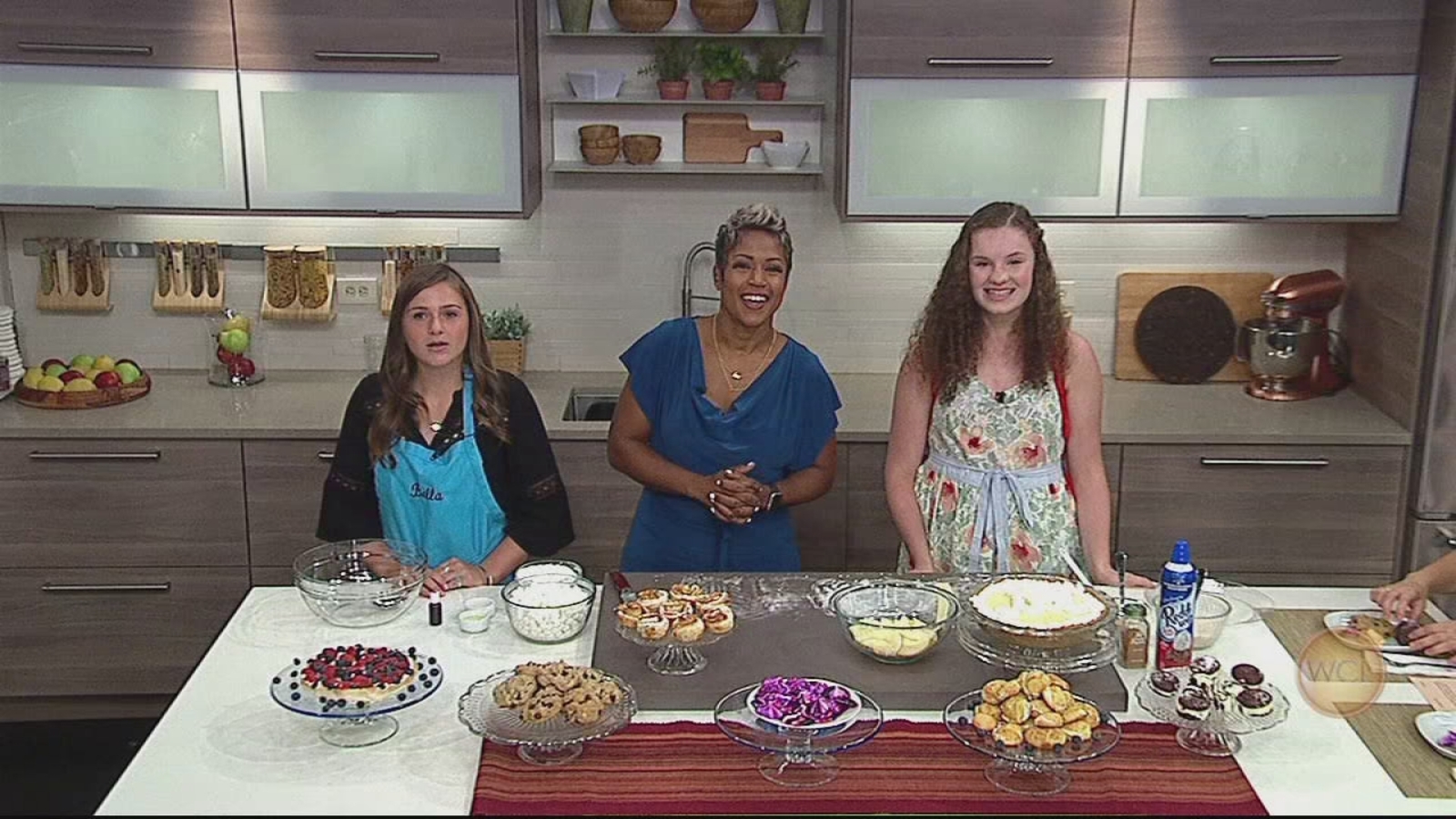 Pastry Kids Bianca Burz and Bella Thoms cook up fun - ABC7 Chicago