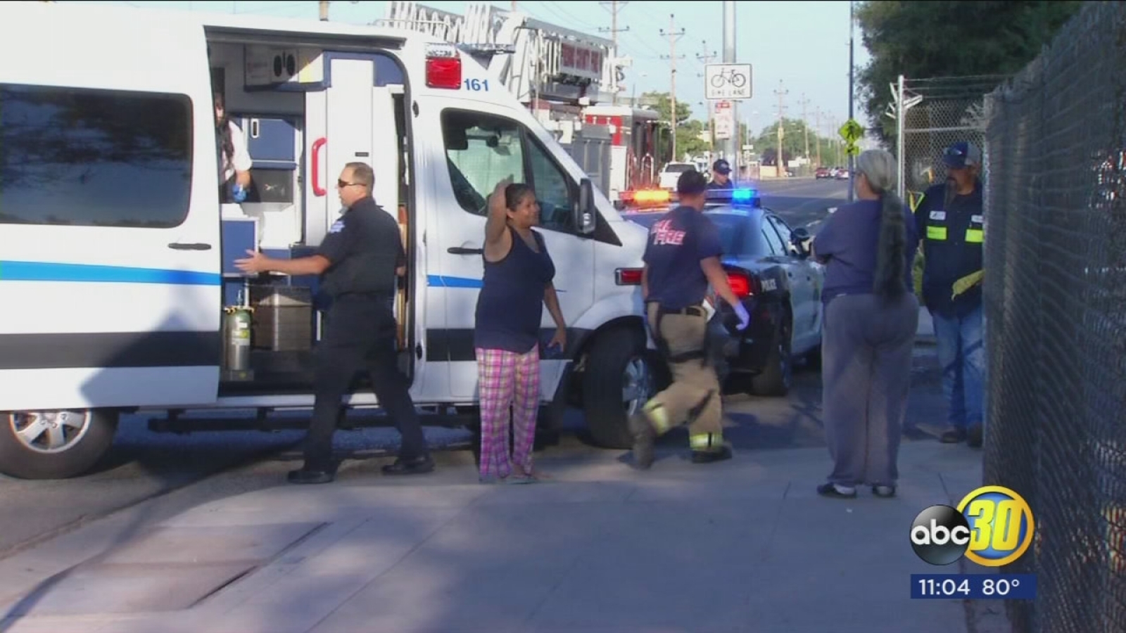 One injured, at least two suspects at large in Southeast Fresno robbery and shooting - ABC30 Fresno