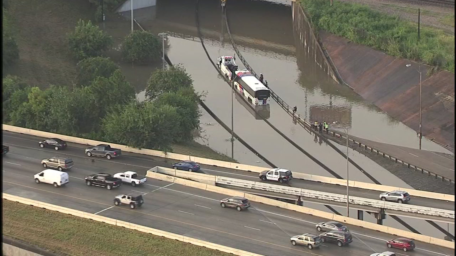 WATCH: METRO bus stuck as bayou overflows - ABC13 Houston