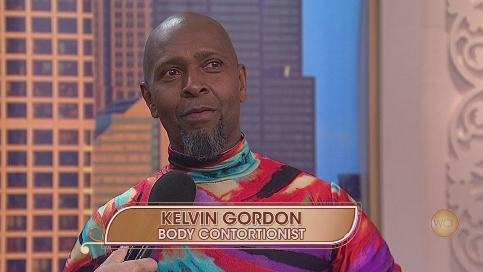 Contortionist Kelvin Gordon shows off his moves - ABC7 Chicago