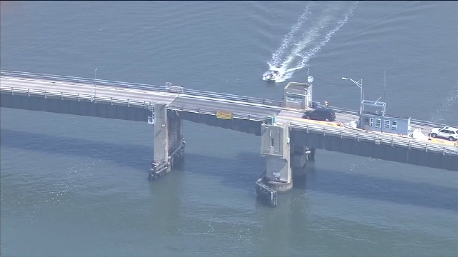 Driver forced to gun engine and jump rising drawbridge - ABC7 Chicago