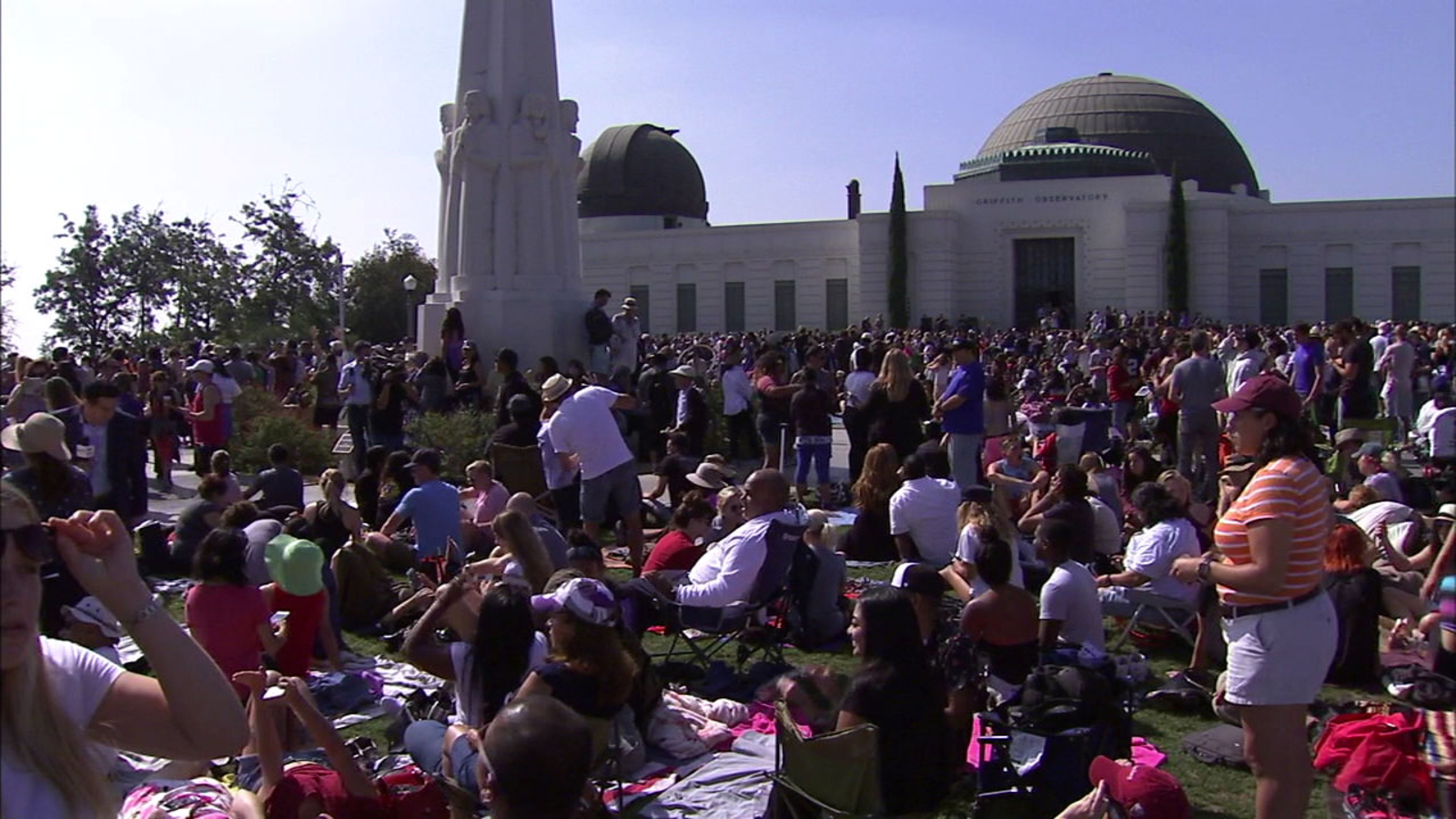 Eclipse fans flock to Griffith Observatory for viewing party - ABC7 Los ...