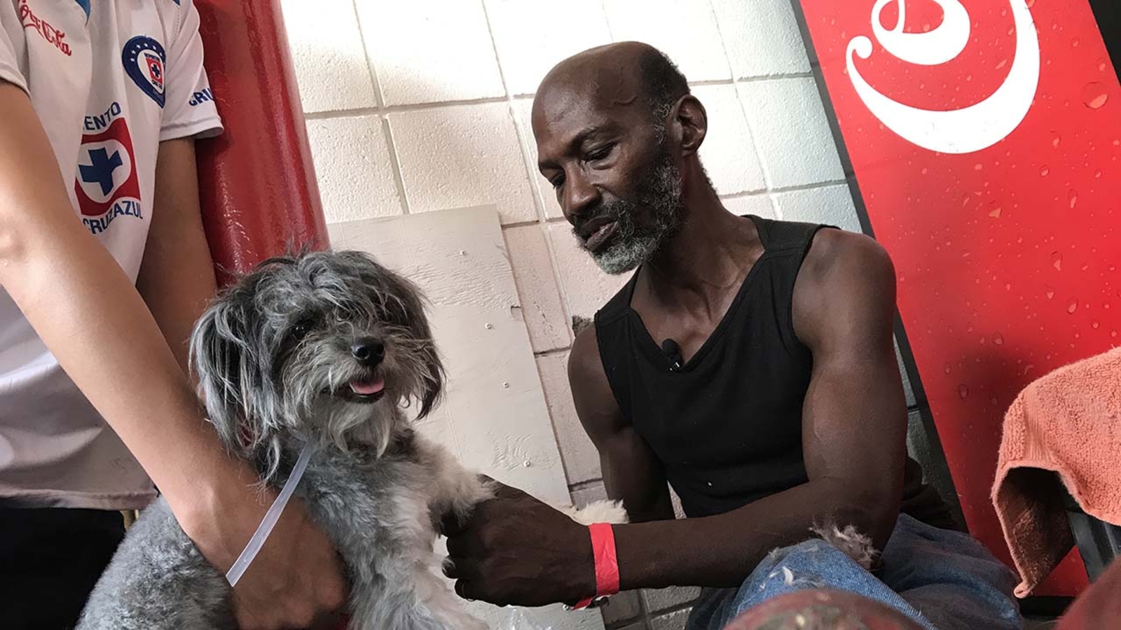 Houston Strong: Homeless man volunteers to help - ABC13 Houston