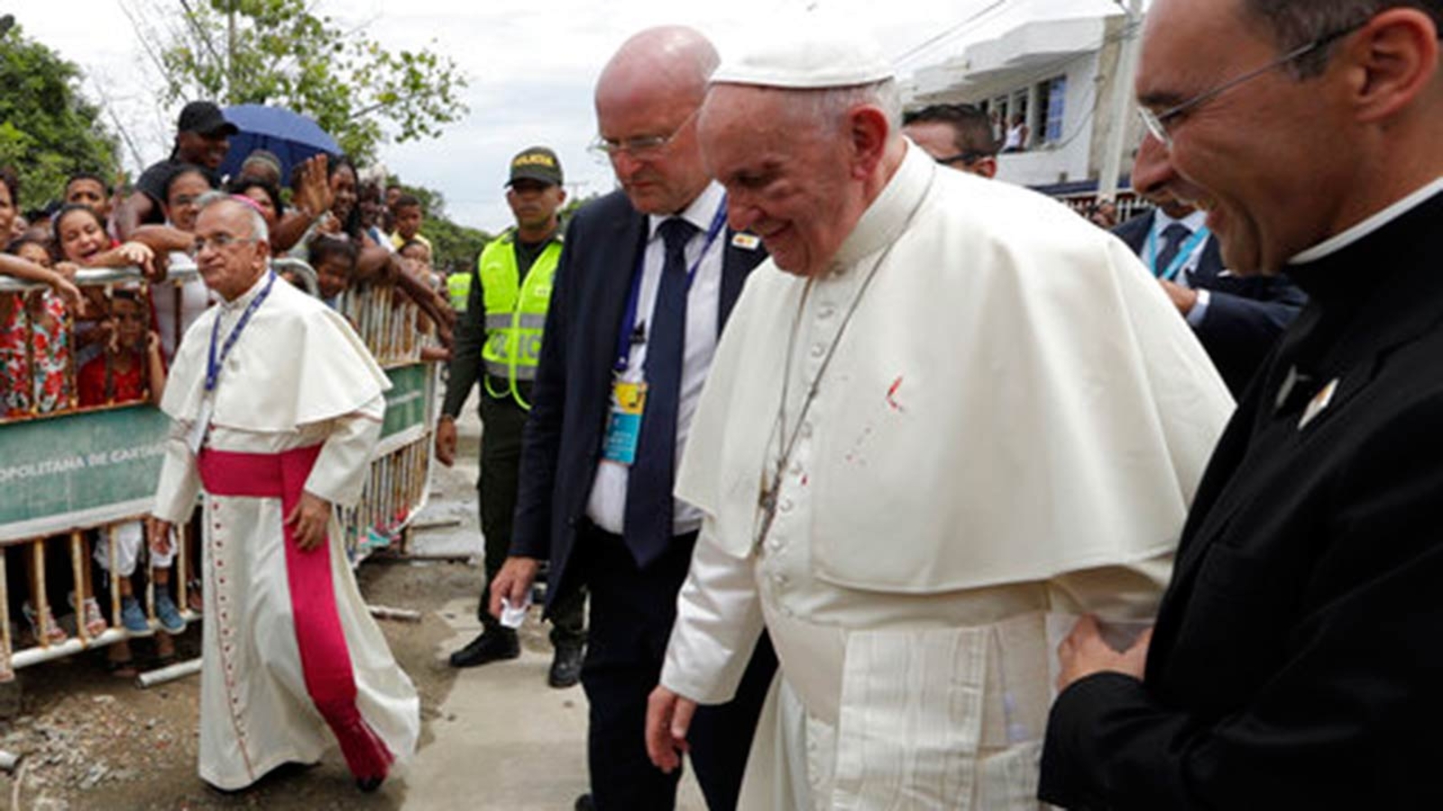 Pope Francis gets bruise in popemobile during visit to Colombia - ABC13 ...
