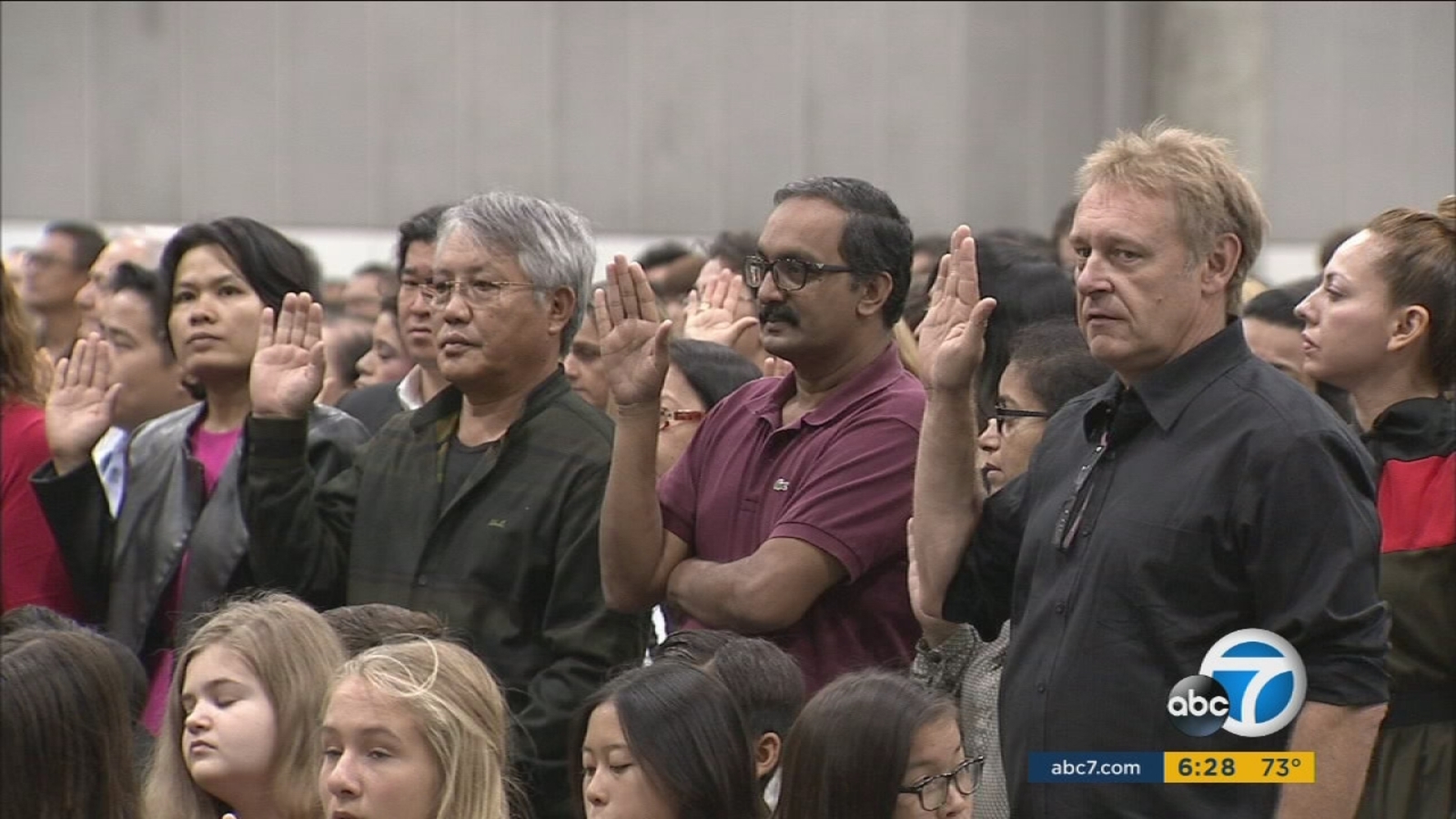 Thousands sworn in as US citizens at naturalization ceremony in ...
