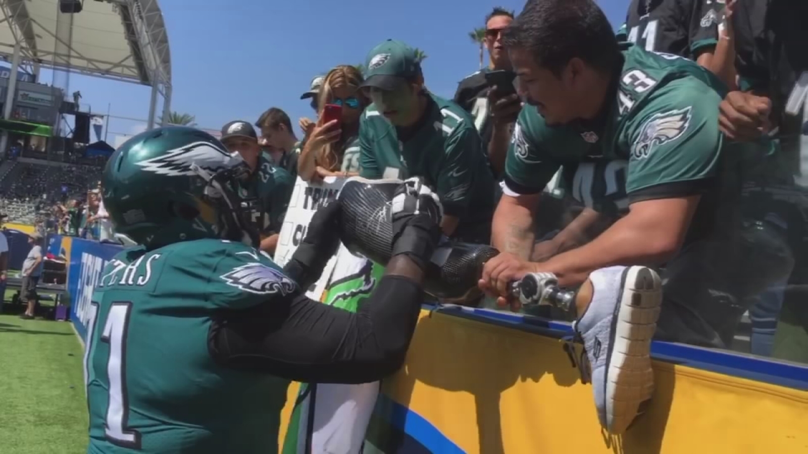 Eagles LT Jason Peters signs wounded warrior's leg - 6abc Philadelphia
