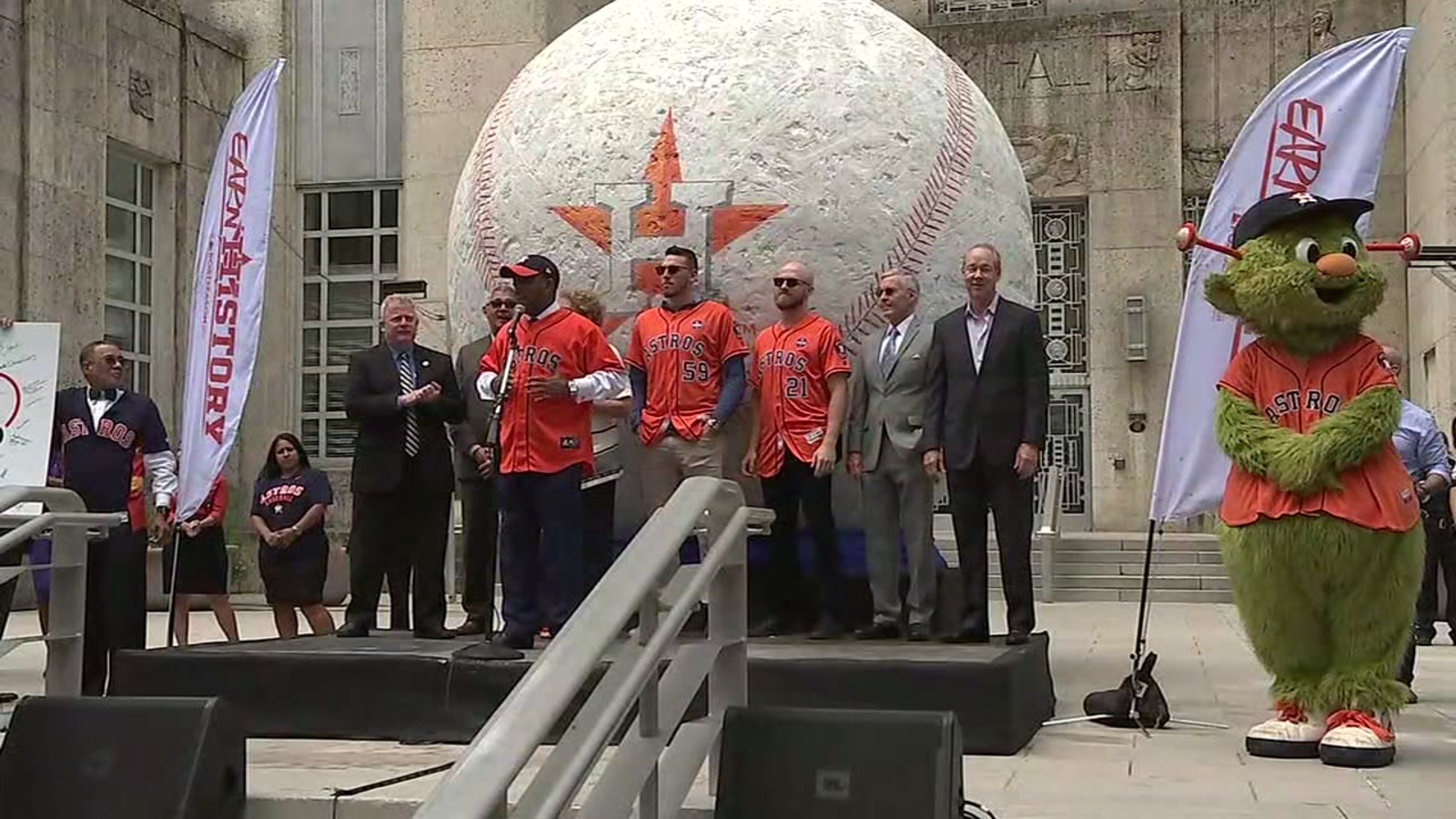 Astros hold rally for fans ahead of Thursday's first playoff game ...