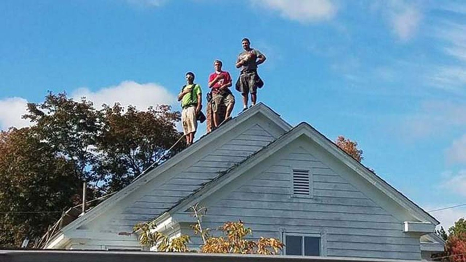 Photo of roofers standing for National Anthem goes viral - ABC7 Chicago