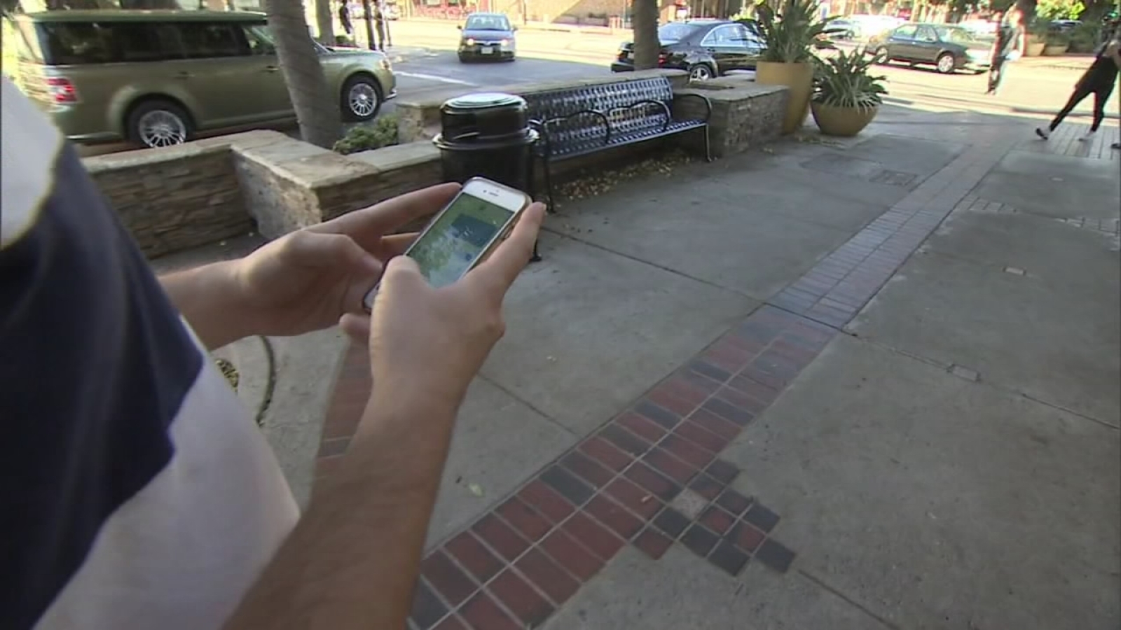 Texting while crossing street in Hawaii will cost you - ABC7 Chicago