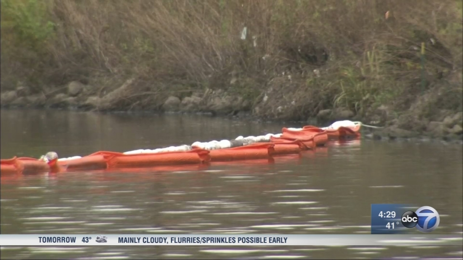 EPA searches for source of Chicago River oil spill - ABC7 Chicago
