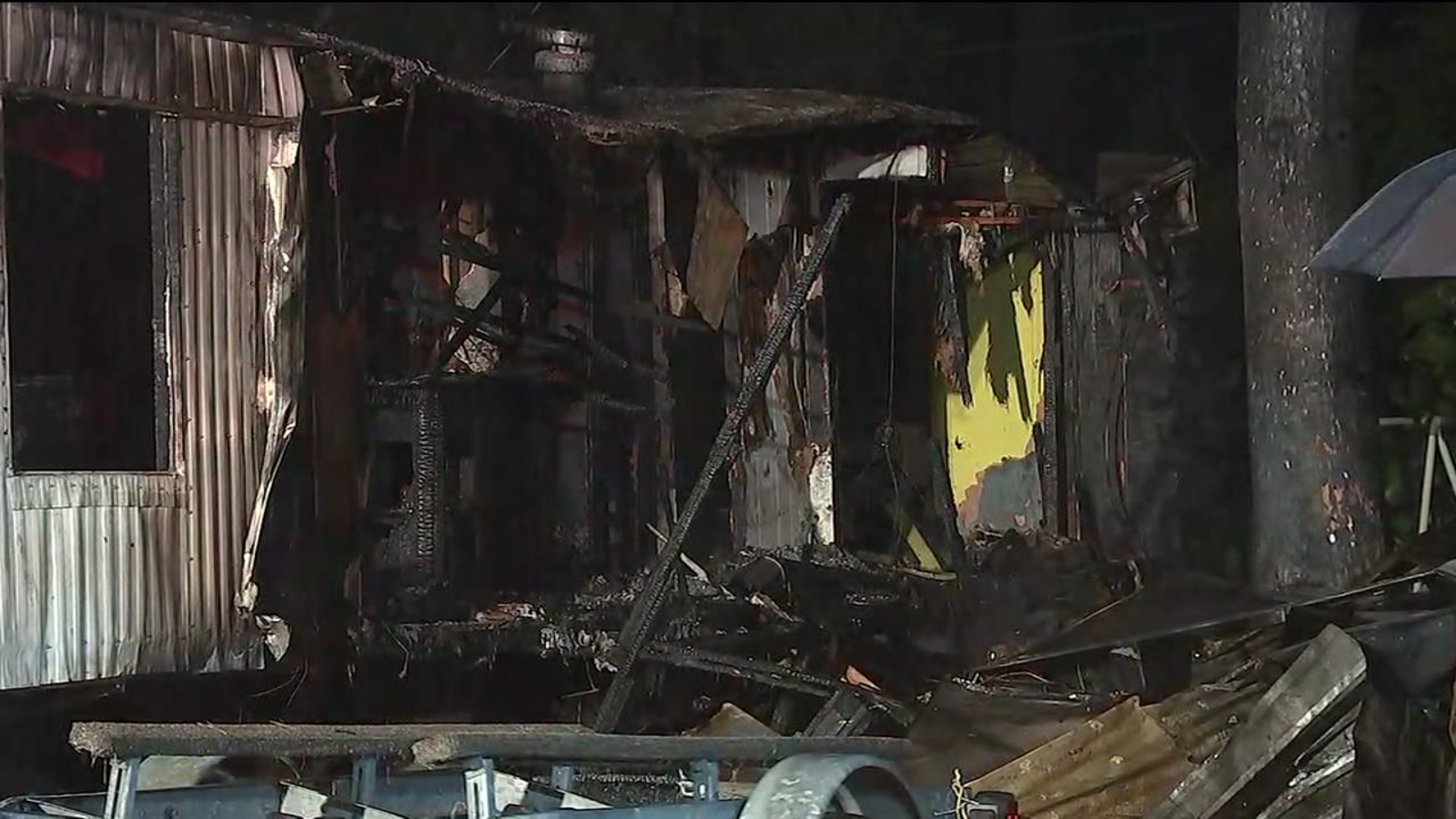 Man found dead in burning mobile home in Huffman - ABC13 Houston