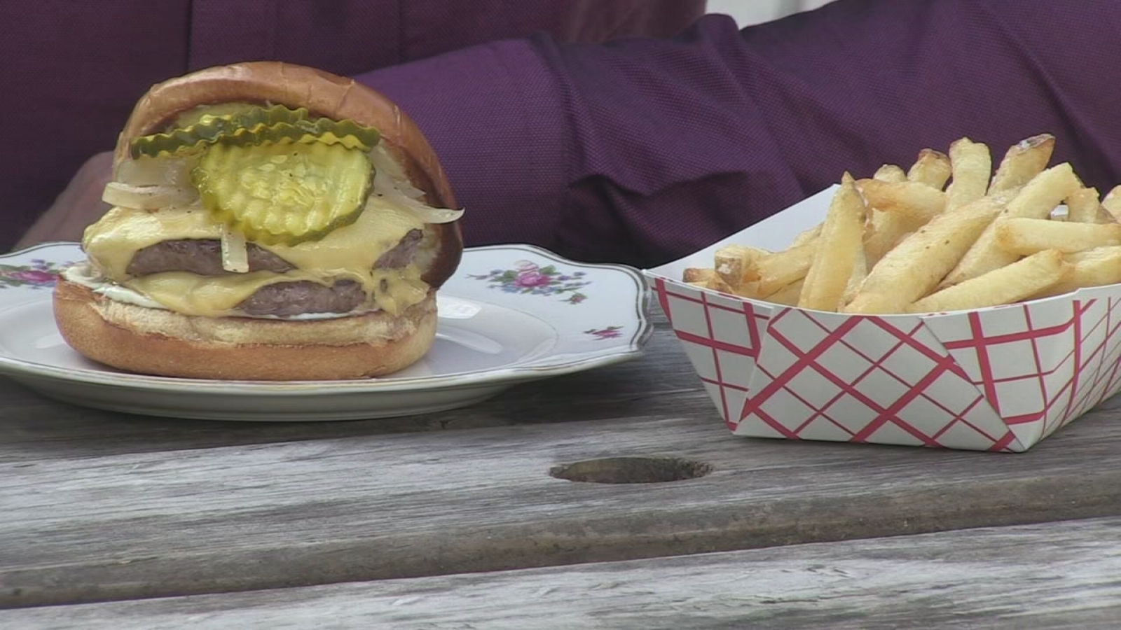 Extra Course: Burgers, fries at Flip Burger - ABC7 Chicago