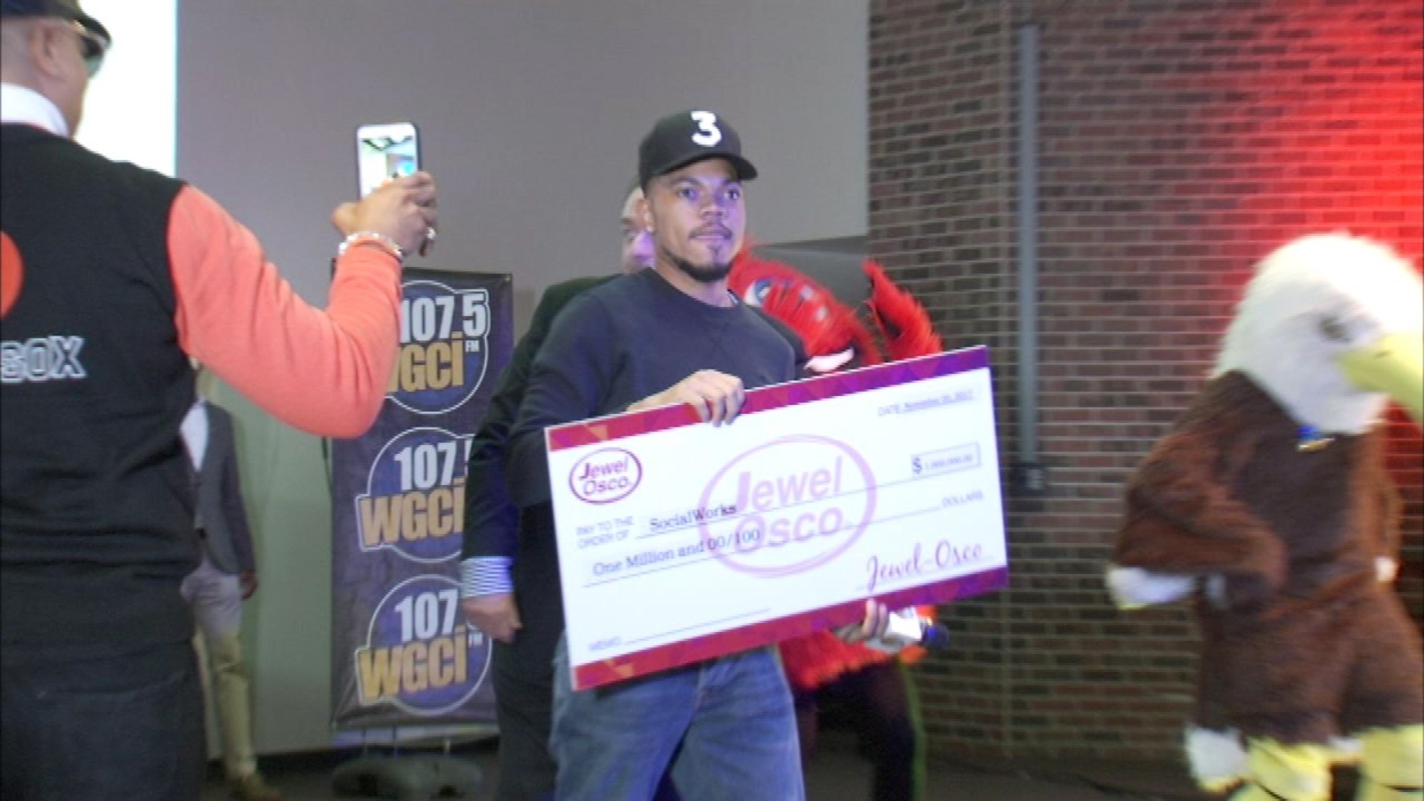 Jewel-Osco gives $1M to Chance the Rapper's SocialWorks charity - ABC7 ...