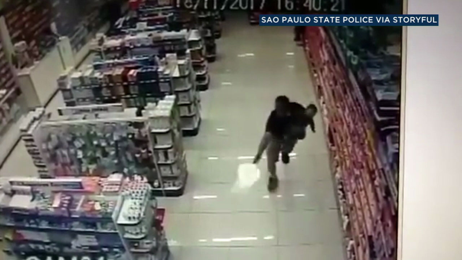 Off Duty Cop Stops Armed Robbery In Brazil While Holding Child Firing