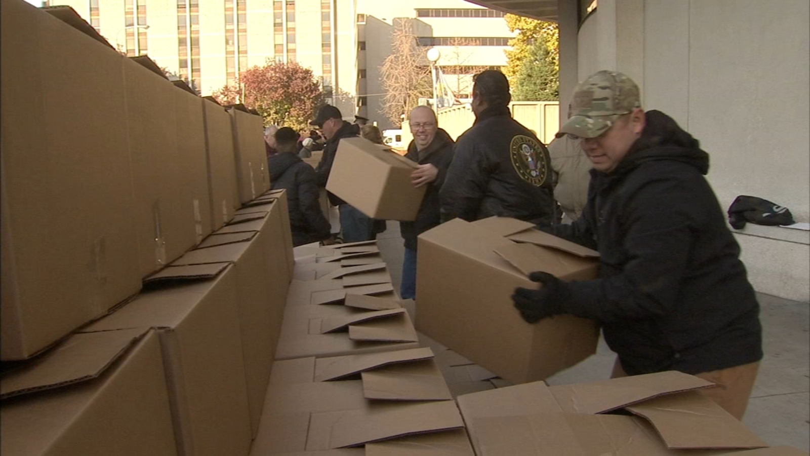 Philadelphia police pack Thanksgiving meals for community - 6abc ...