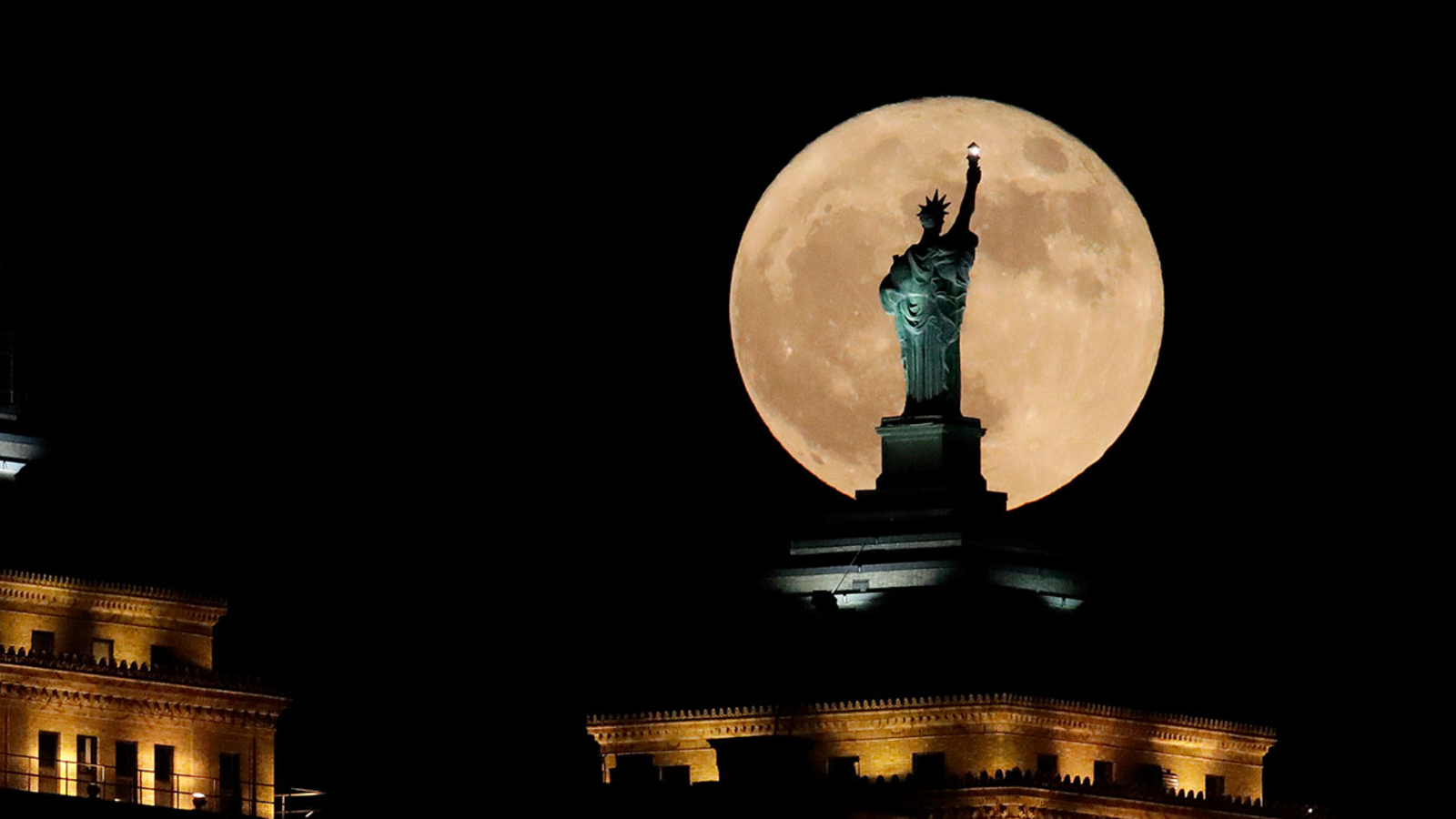 Supermoon lights up the sky all over the world - ABC7 Chicago
