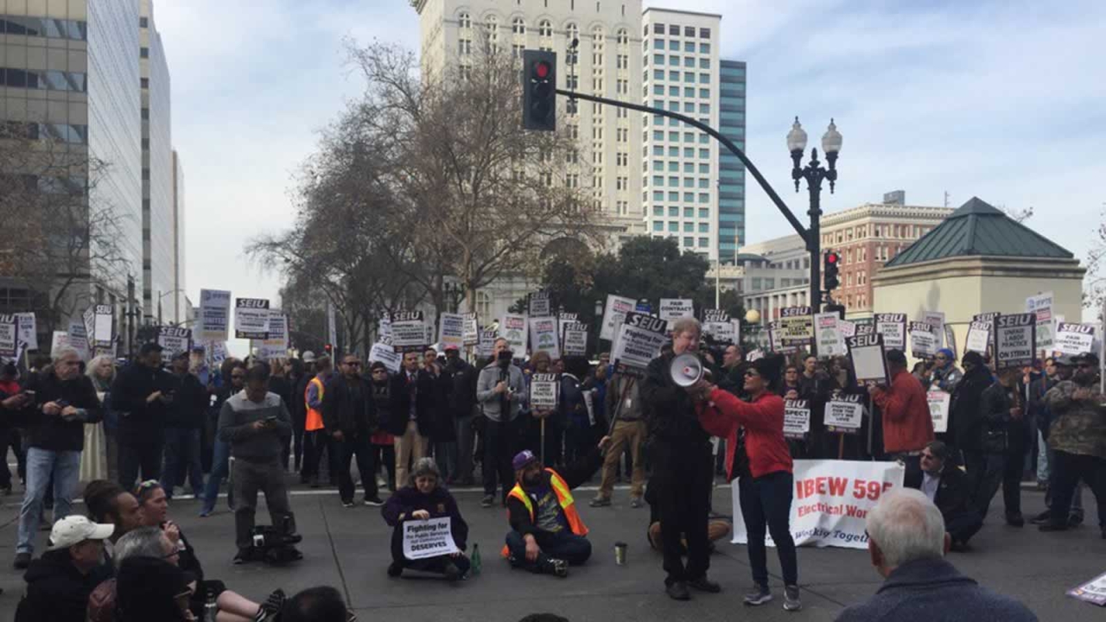 Oakland city workers suspend strike, continue negotiations - ABC7 San ...