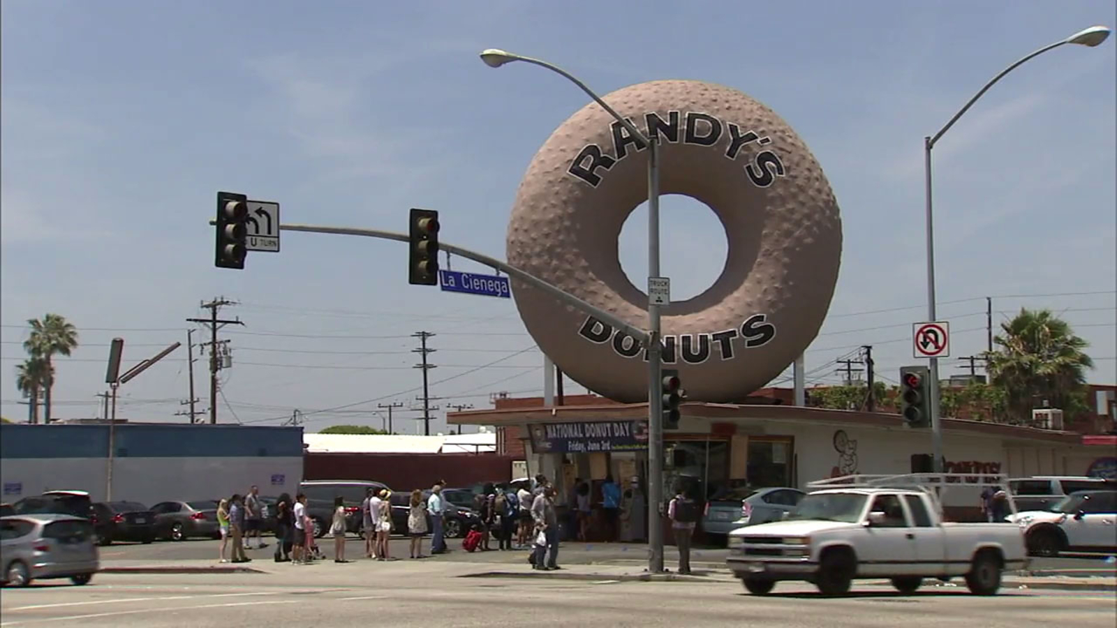Randy's Donuts looking to expand to other states - ABC7 Los Angeles
