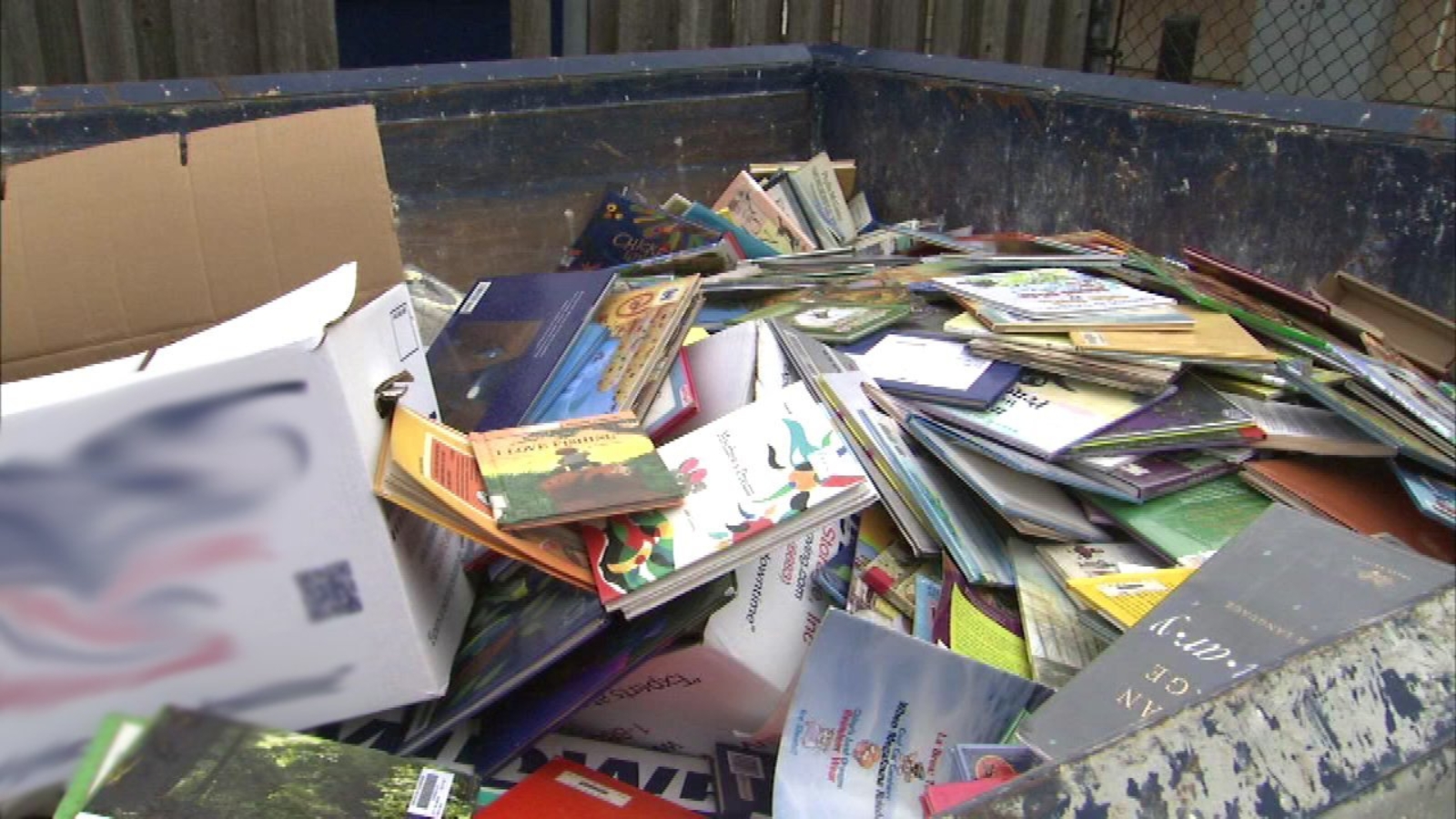 Dumpster full of books discovered behind CPS school - ABC7 Chicago