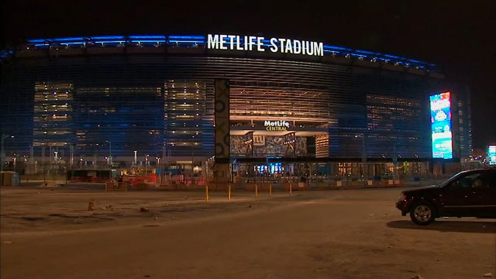 Man hospitalized after falling from ramp at MetLife Stadium - ABC7 New York